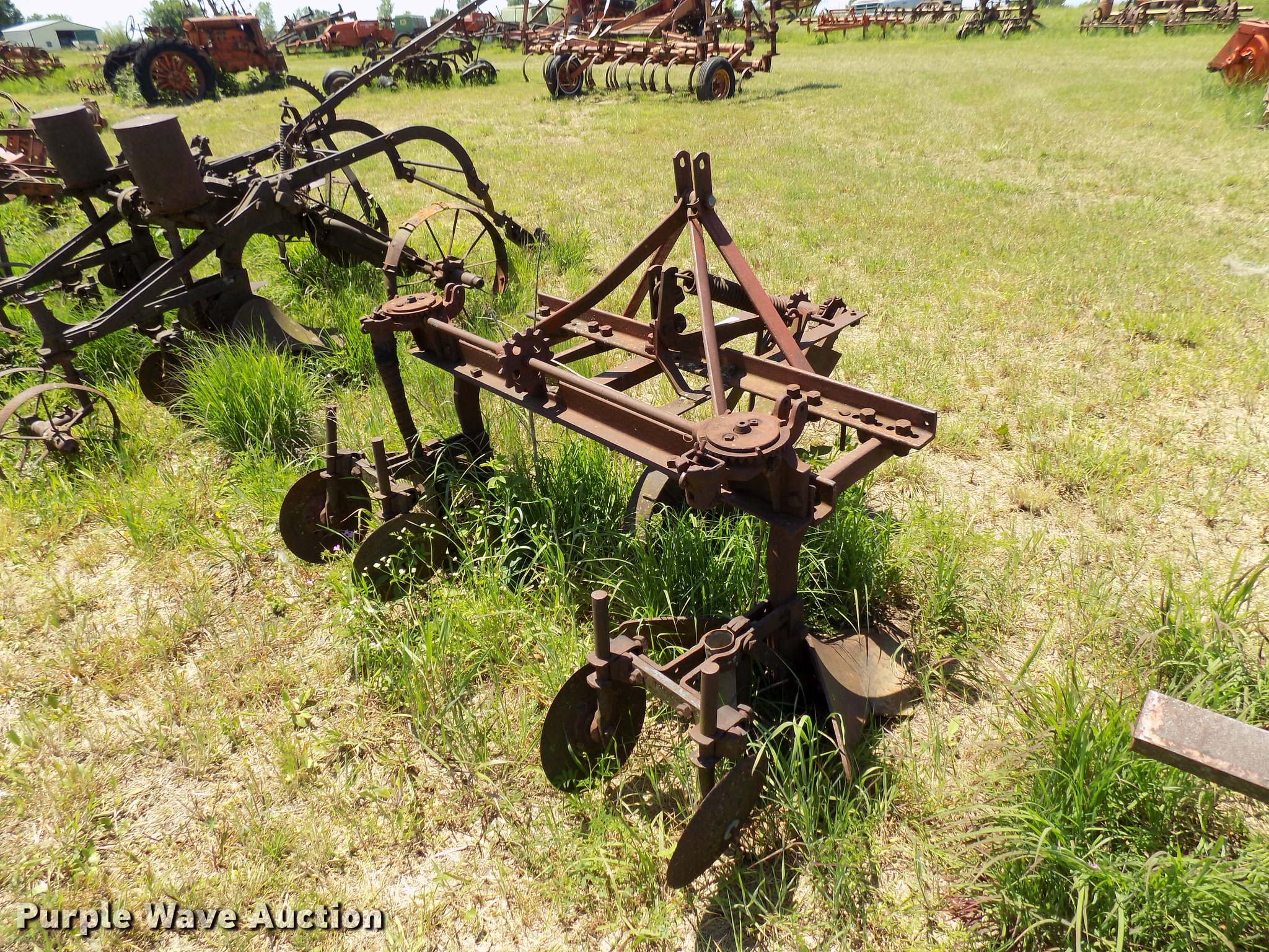 Massey-Ferguson planter in Skiatook, OK | Item FO9932 sold | Purple Wave