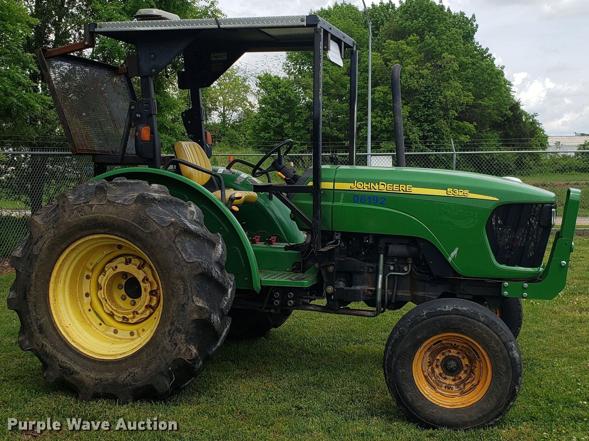 2008 John Deere 5325 tractor in Springfield, MO | Item DD4702 sold ...