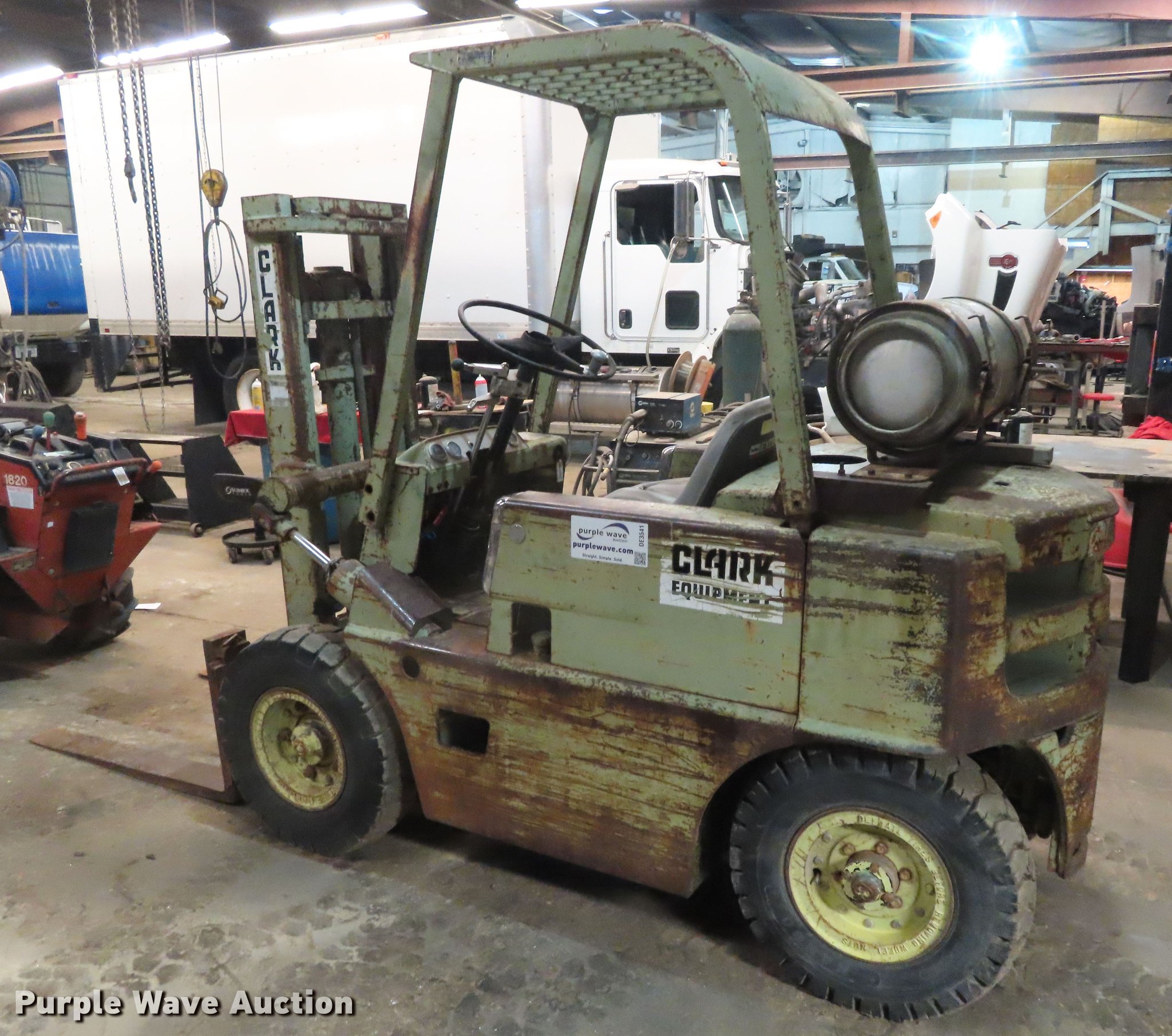 Clark 40B forklift in Wamego, KS | Item DE3541 sold | Purple Wave