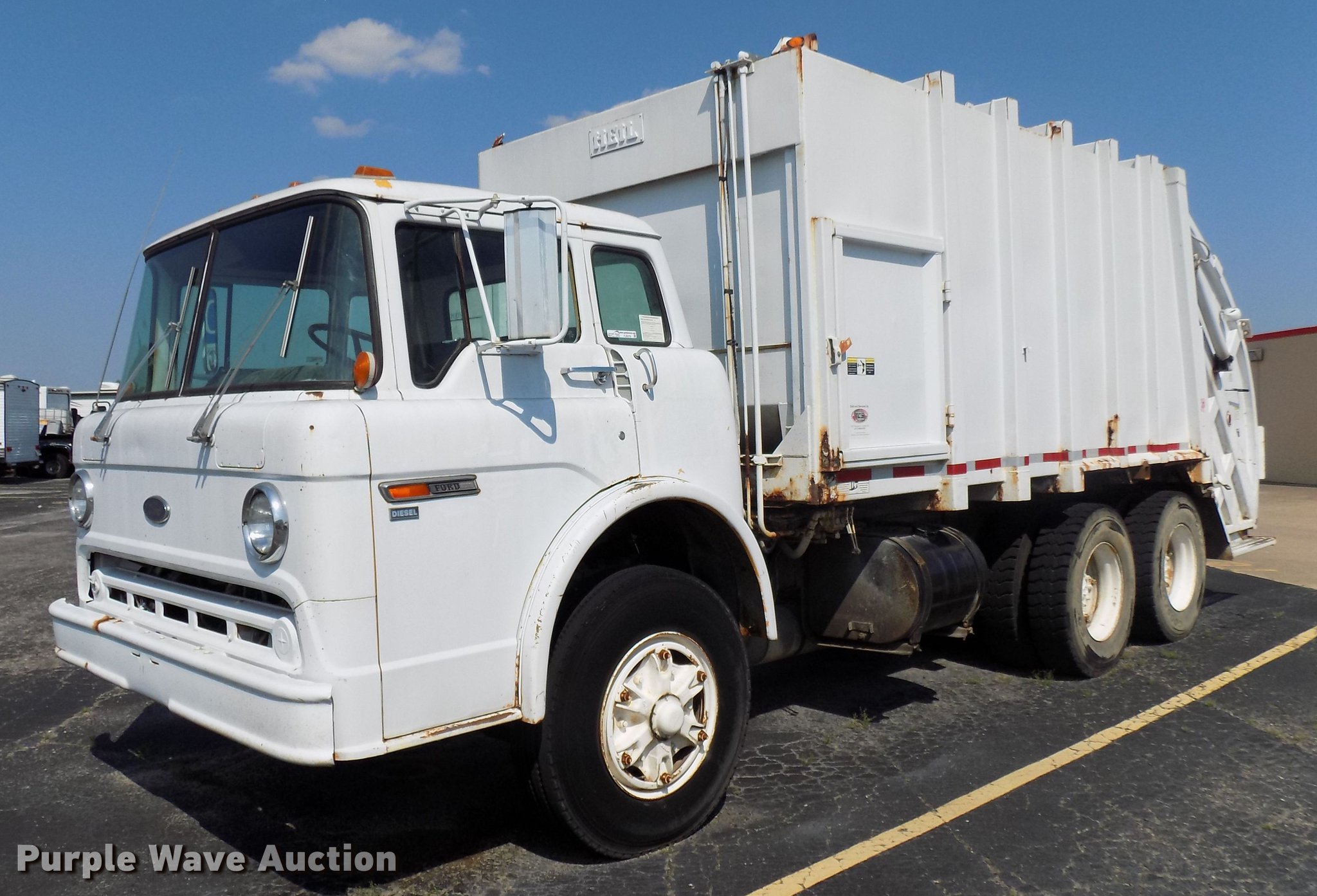 1990 Ford 8000 refuse truck in Tulsa, OK | Item FJ9278 sold | Purple Wave