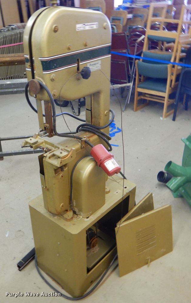 Powermatic 141 bandsaw in Dodge City, KS | Item FT9663 sold | Purple Wave