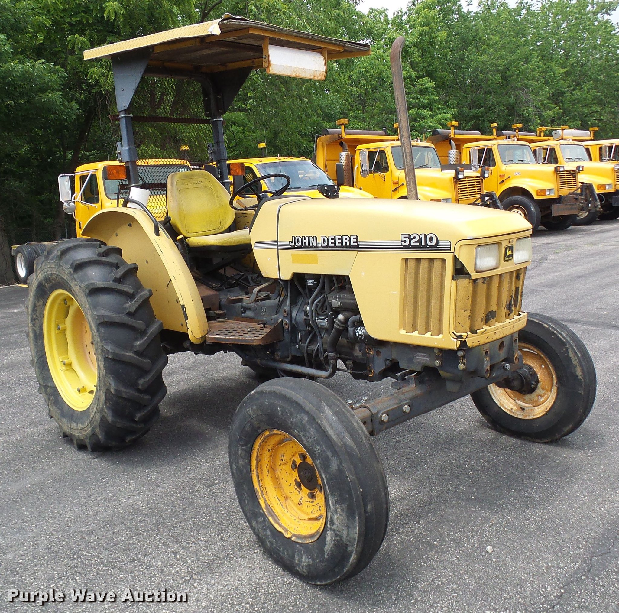 1999 John Deere 5210 tractor in Eldon, MO | Item DB2171 sold | Purple Wave