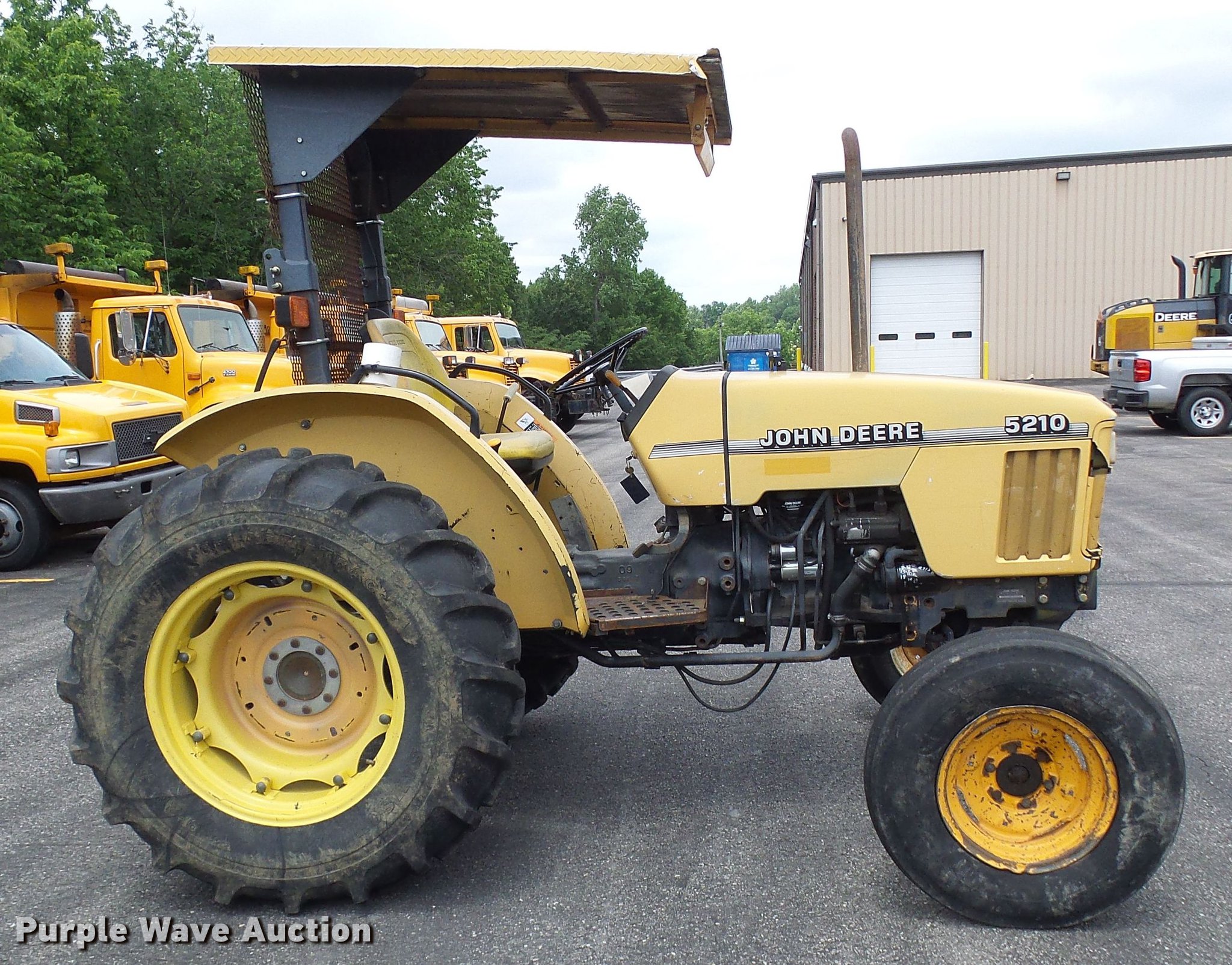 1999 John Deere 5210 tractor in Eldon, MO | Item DB2171 sold | Purple Wave