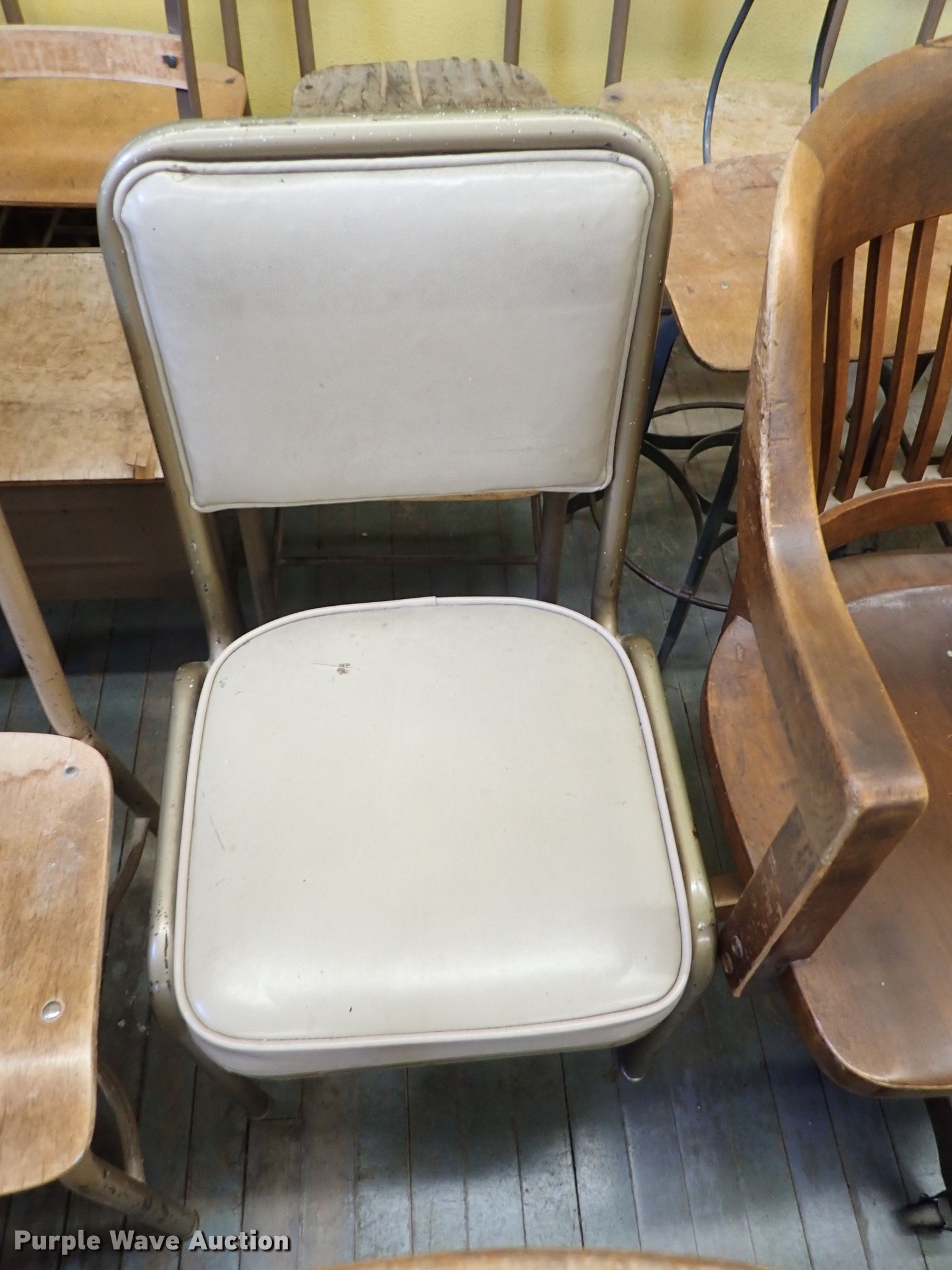 (22) chairs in Wichita, KS | Item FB9062 sold | Purple Wave