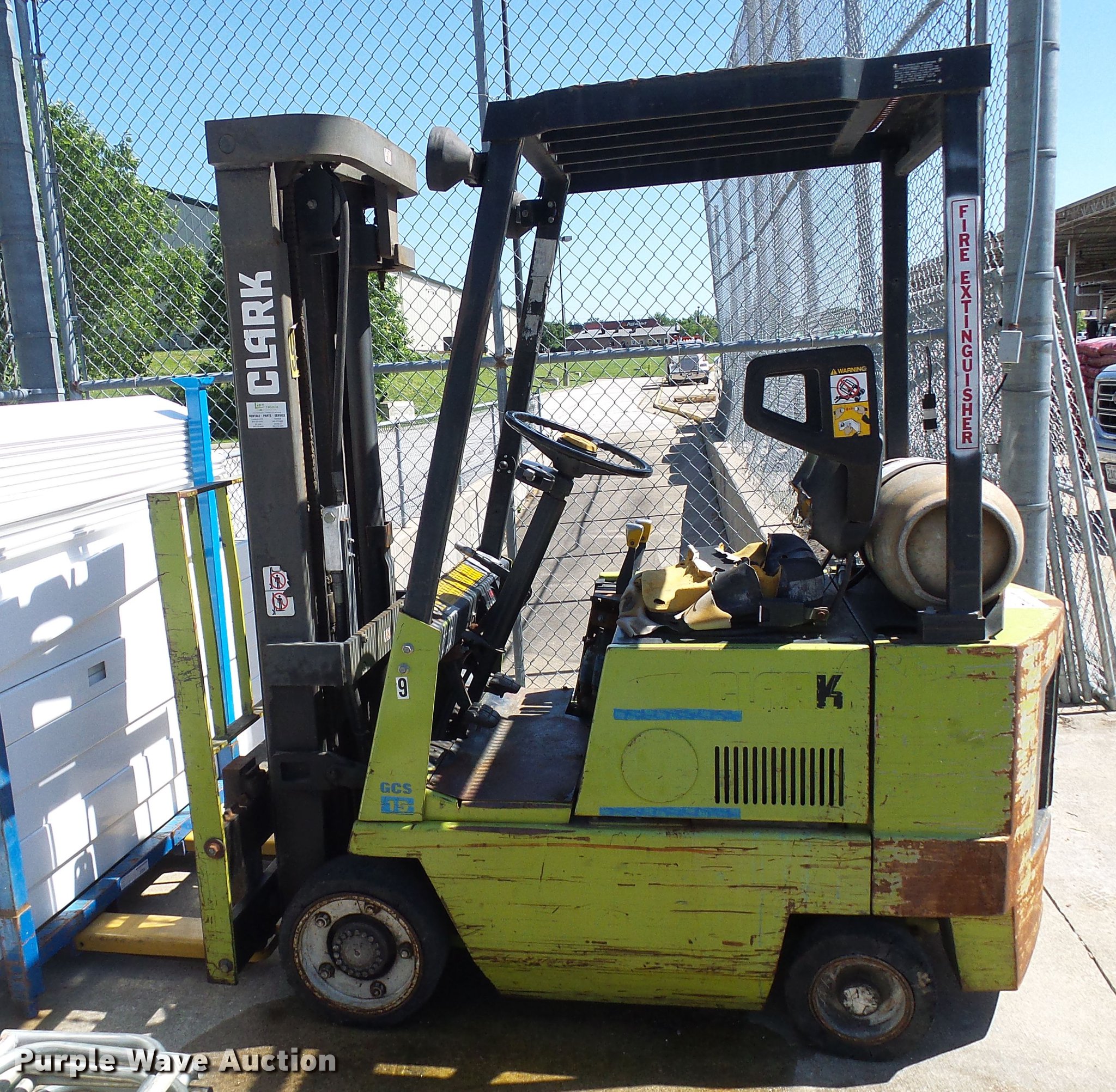 Clark GCS15 forklift in Columbia, MO | Item DB2197 sold | Purple Wave