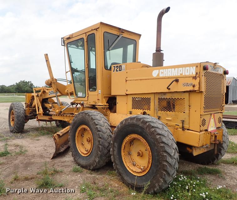 Champion 720 motor grader in Burrton, KS | Item DF1229 sold | Purple Wave