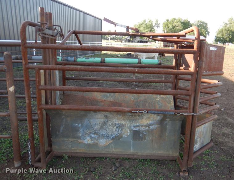 Shop built roping chute in Parker, KS | Item FQ9926 sold | Purple Wave
