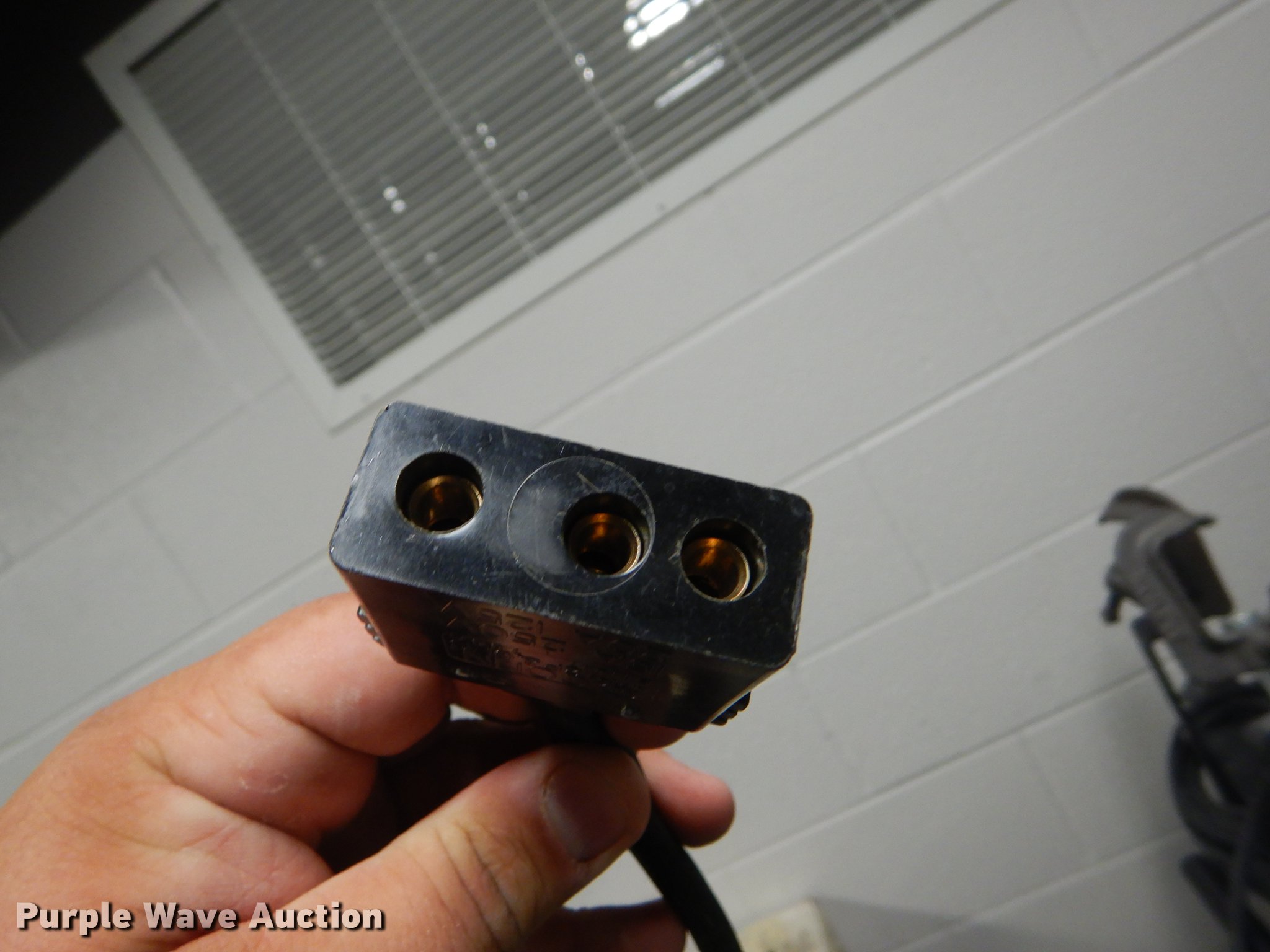 (11) Altman R40 strip light fixtures in Hays, KS | Item FT9563 sold ...