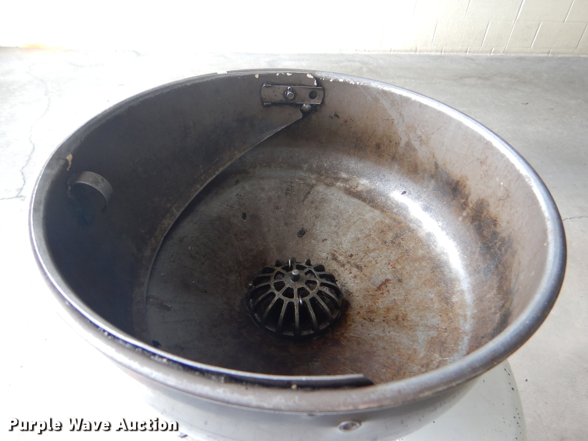 Alemite waste oil drain caddy in Hays, KS | Item FT9592 sold | Purple Wave