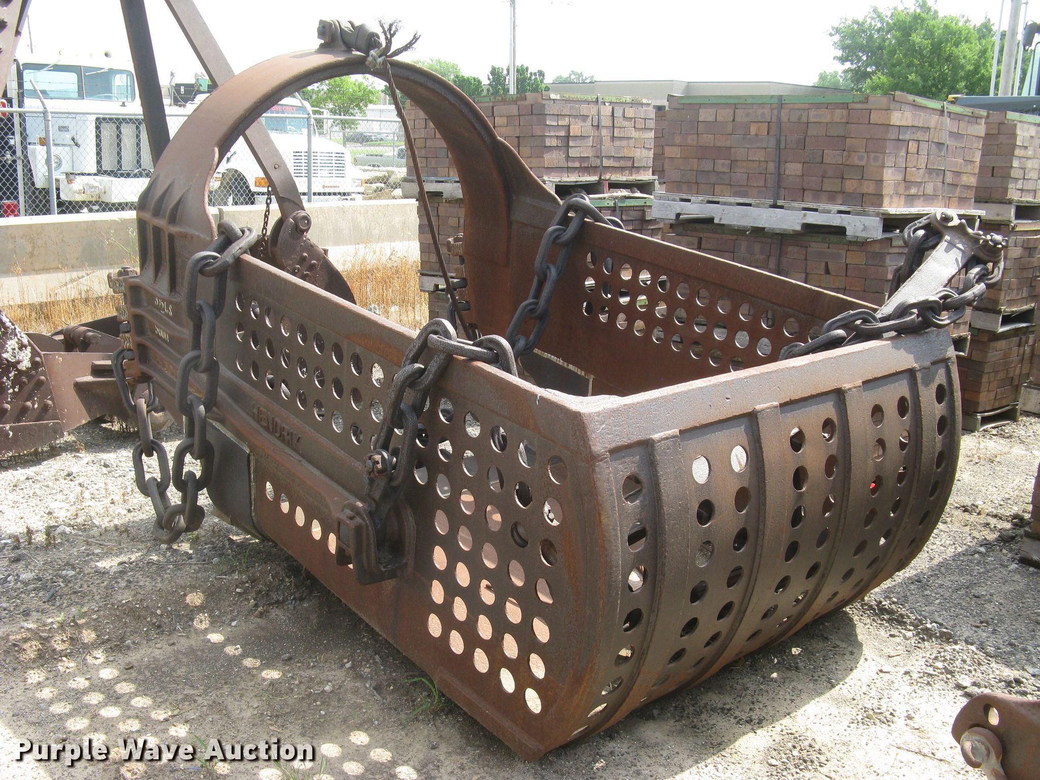 Hendrix dragline bucket in Wichita, KS | Item DC1379 sold | Purple Wave