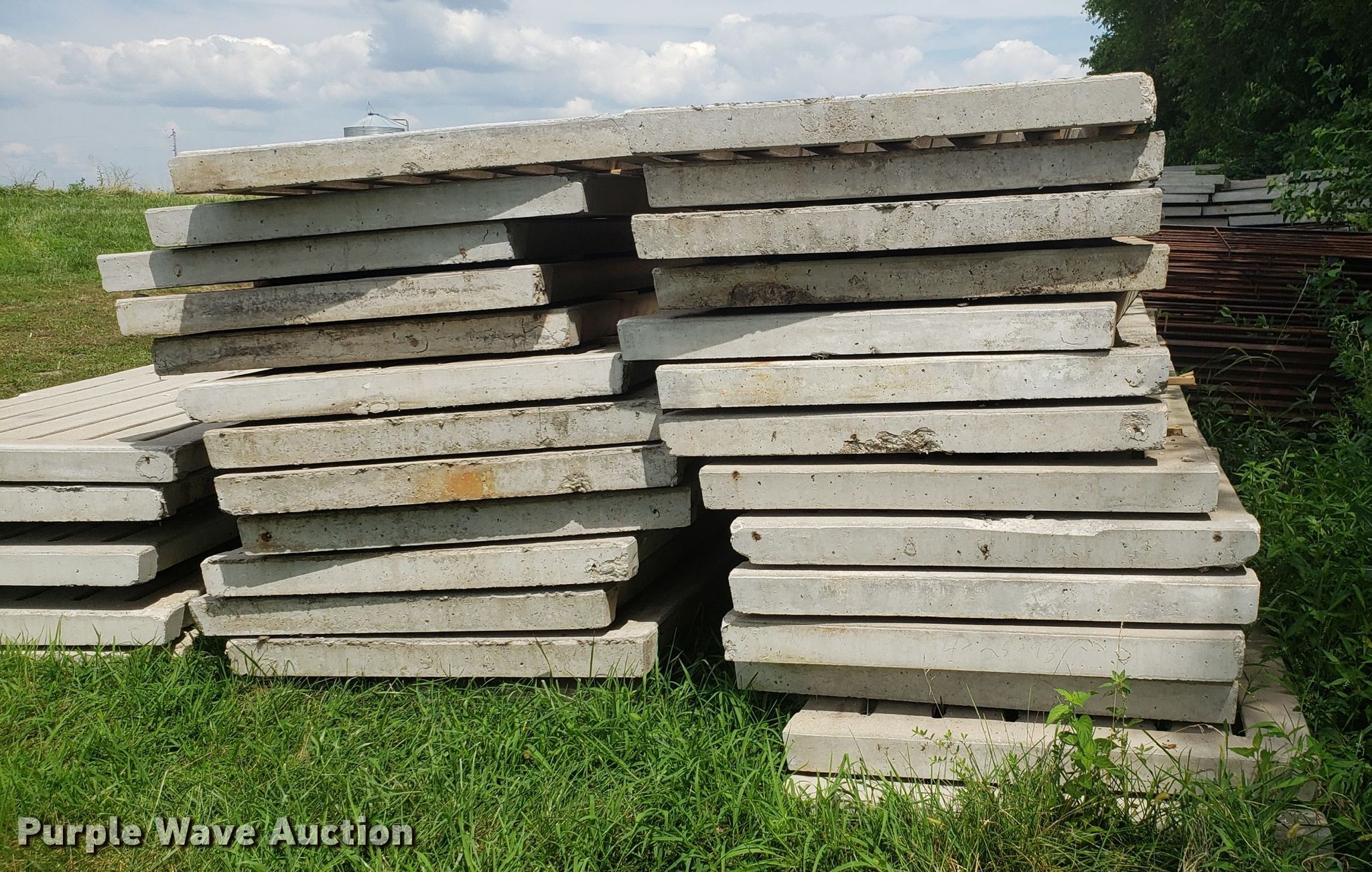 (32) concrete hog slats/flooring in La Monte, MO | Item DH4533 sold ...