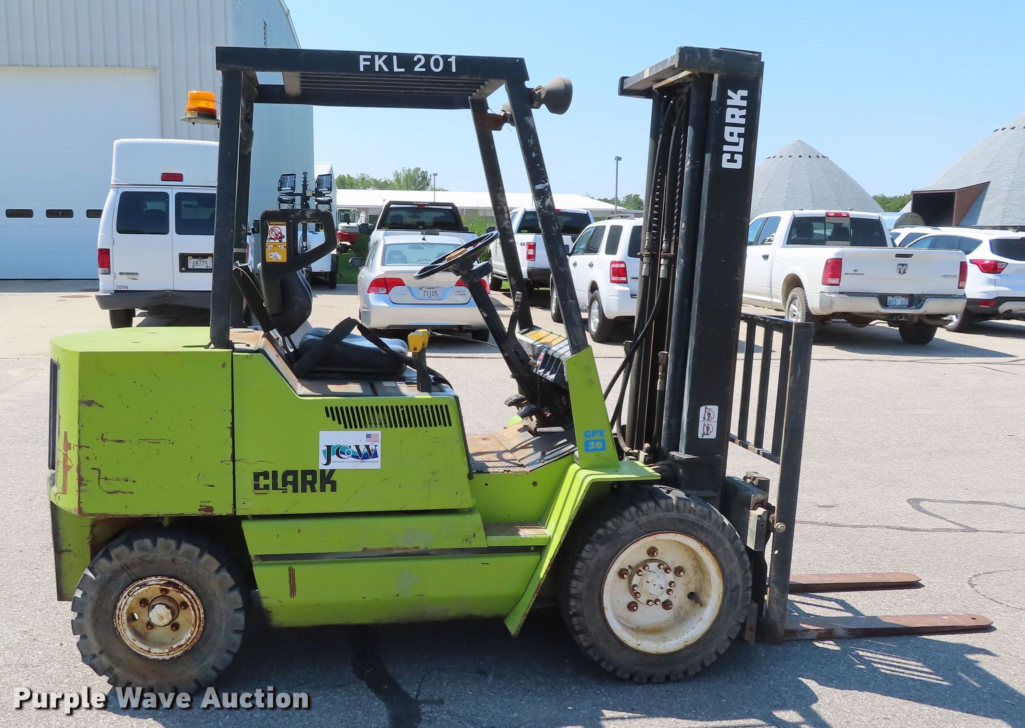1991 Clark GPX30 forklift in Olathe, KS | Item DD6344 sold | Purple Wave