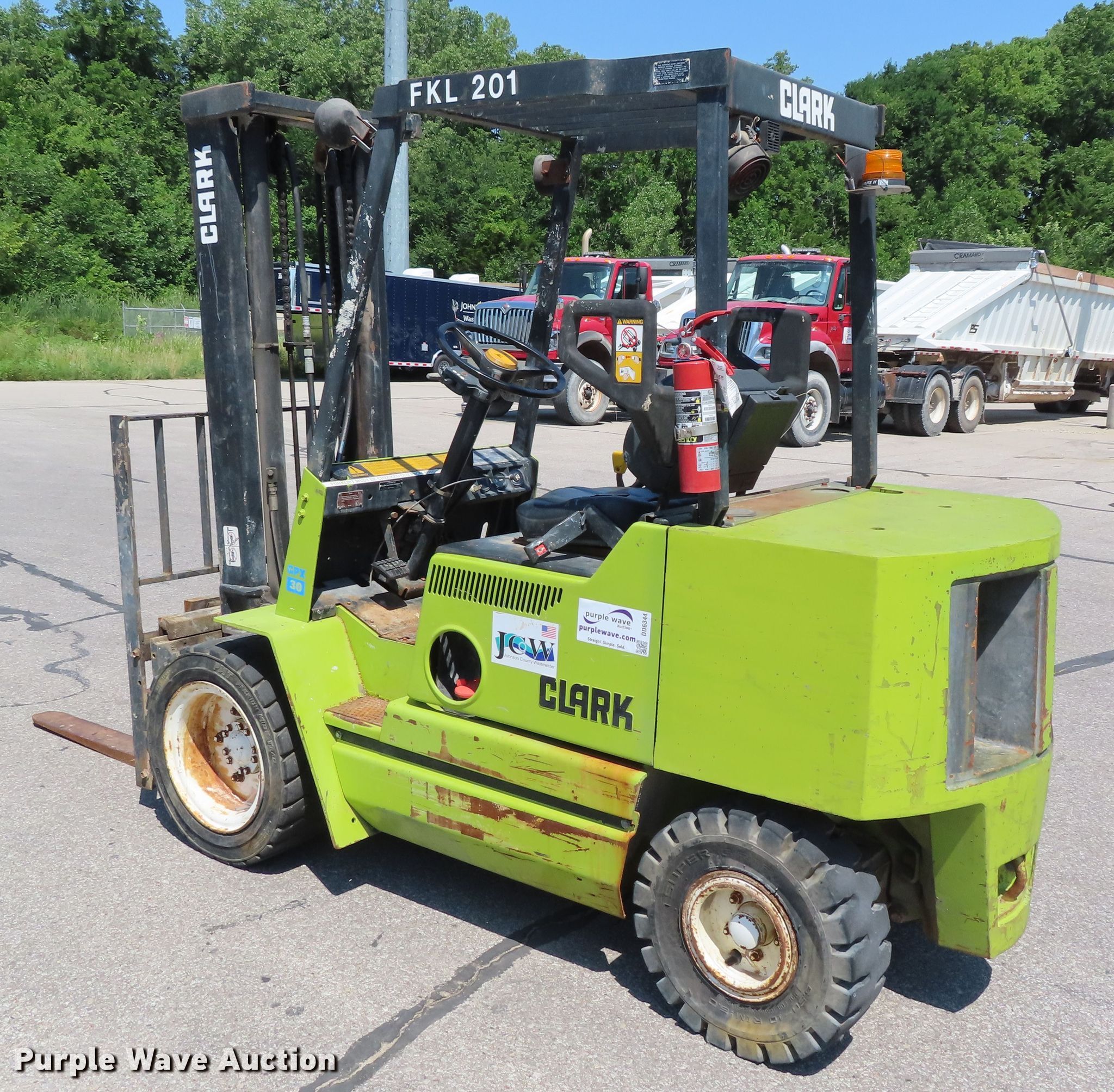 1991 Clark GPX30 forklift in Olathe, KS | Item DD6344 sold | Purple Wave
