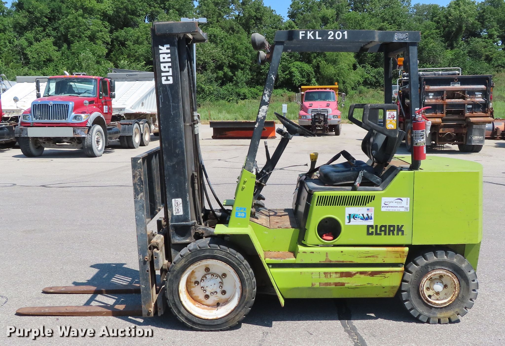 1991 Clark GPX30 forklift in Olathe, KS | Item DD6344 sold | Purple Wave