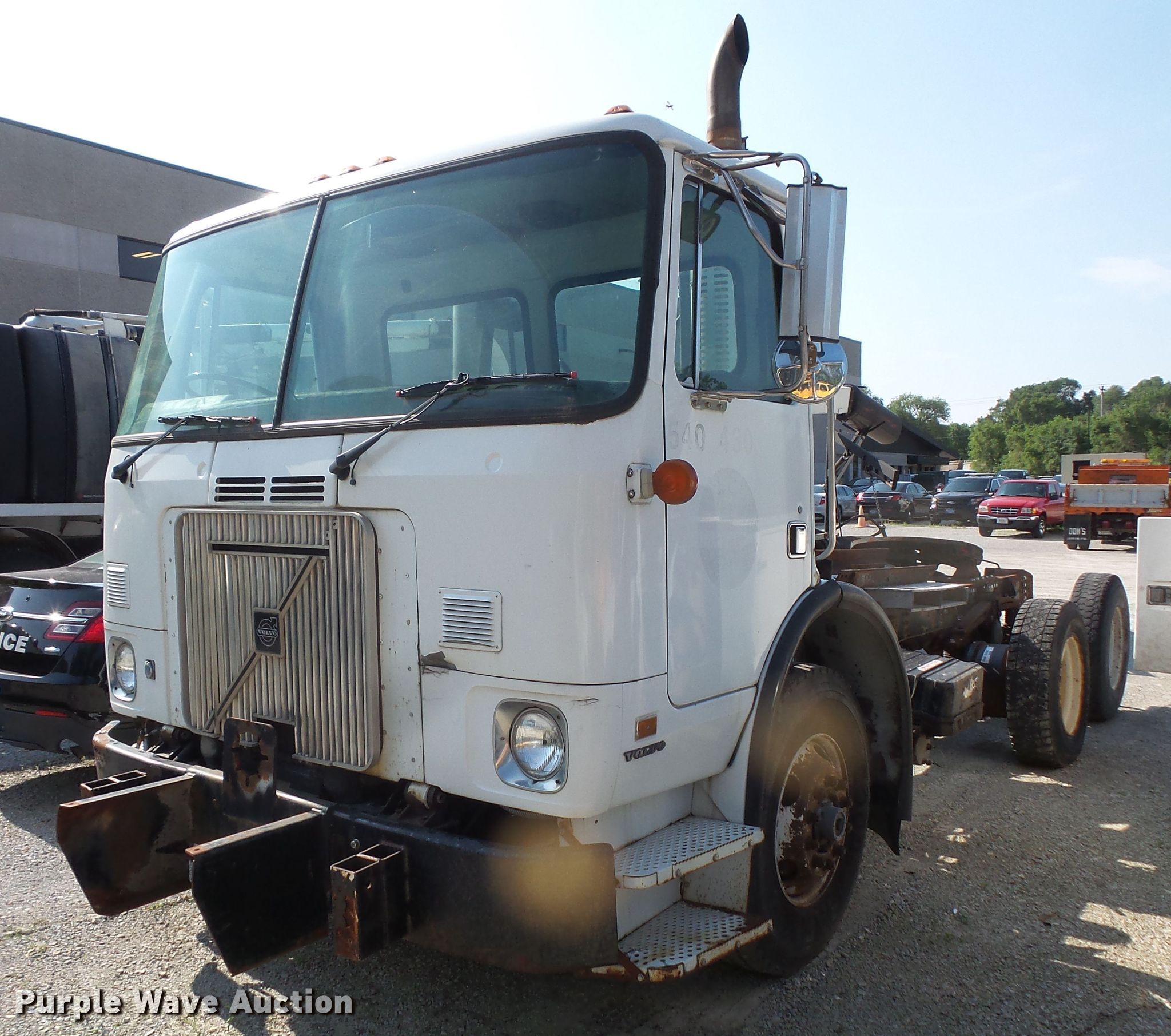 1998 Volvo Xpeditor semi truck in Waterloo, IA | Item FM9697 sold ...