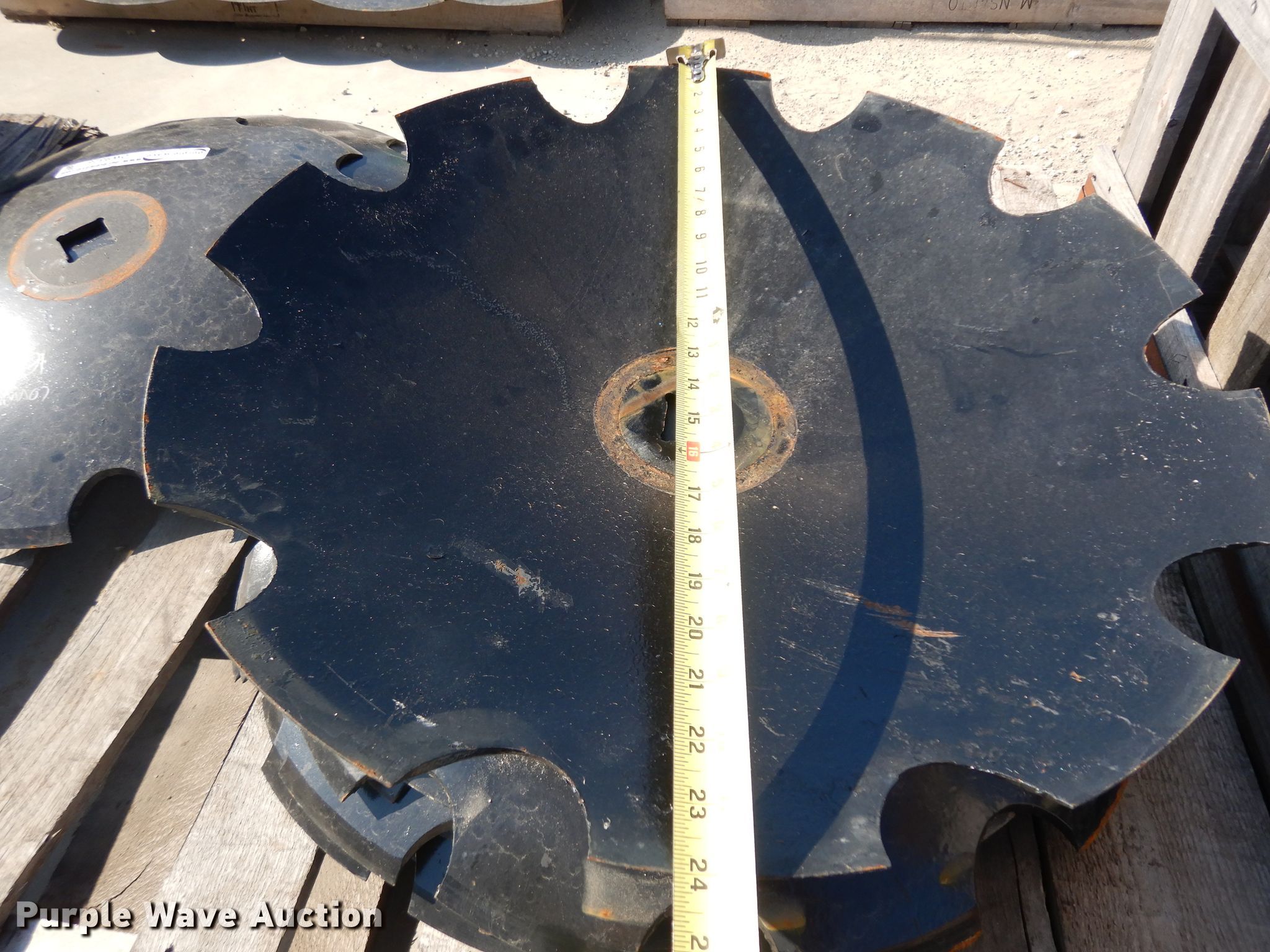 (16) 22" notched disk blades in Assaria, KS | Item DW9328 sold | Purple ...