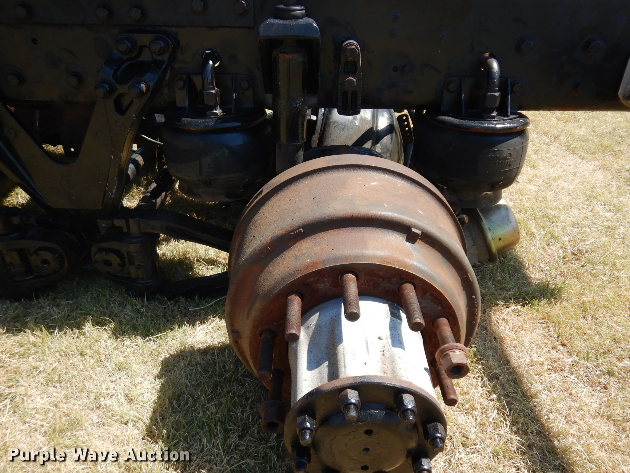 Kenworth rear axle assembly in Russell, KS | Item FY9673 sold | Purple Wave