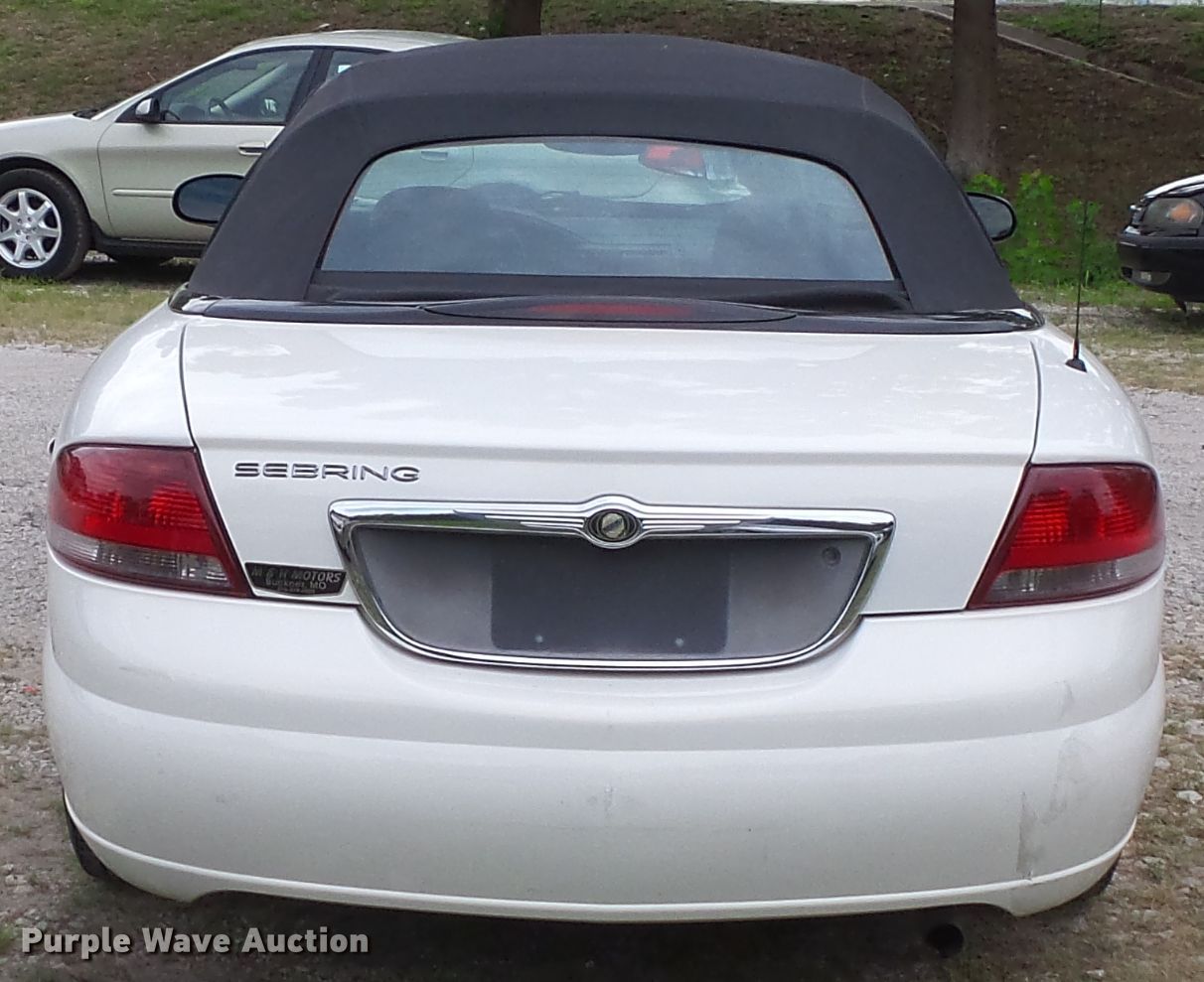 2005 Chrysler Sebring convertible in Buckner, MO | Item FM9654 sold | Purple Wave