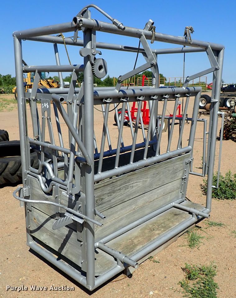 Livestock squeeze chute in Kinsley, KS | Item GB9329 sold | Purple Wave