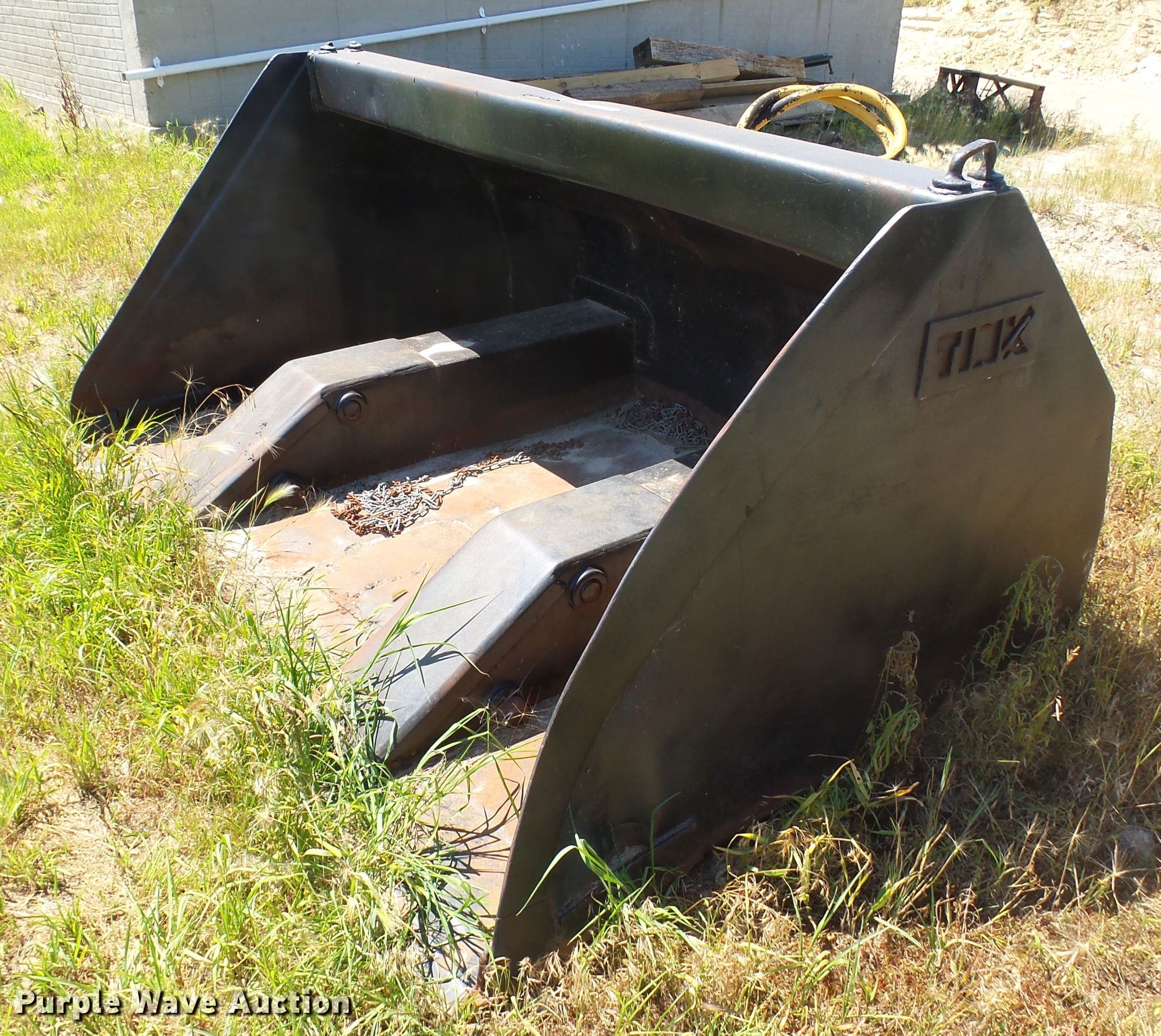 Tink roll-out bucket in Gayville, SD | Item DX9206 sold | Purple Wave