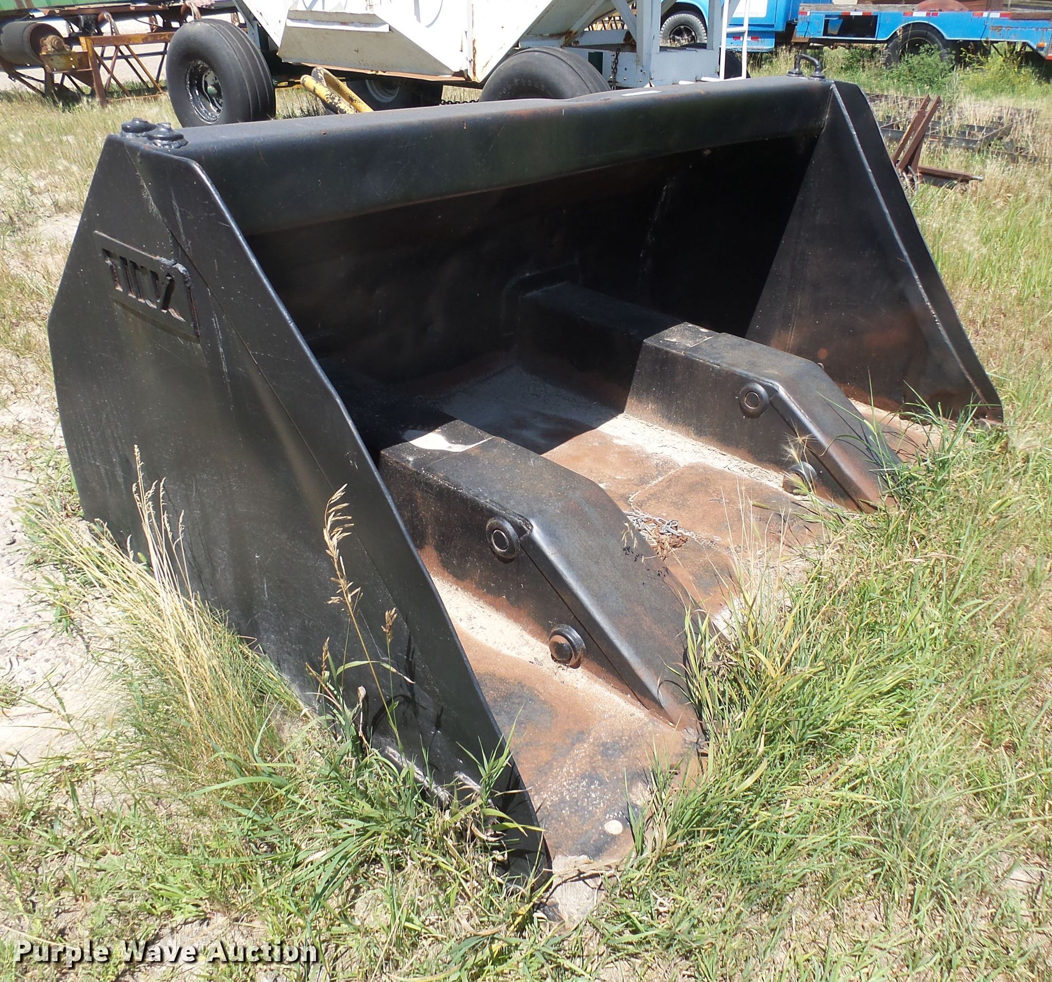 Tink roll-out bucket in Gayville, SD | Item DX9206 sold | Purple Wave