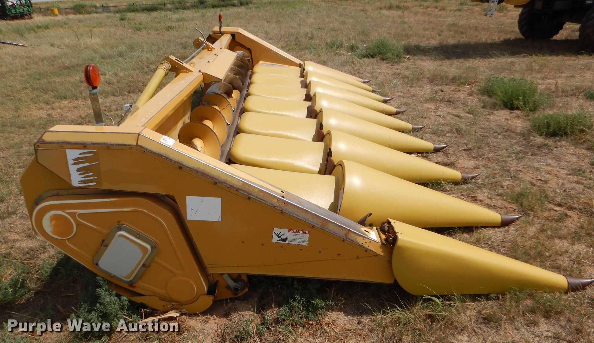 2001 Claas 830 corn head in Stratford, TX | Item FG9789 sold | Purple Wave