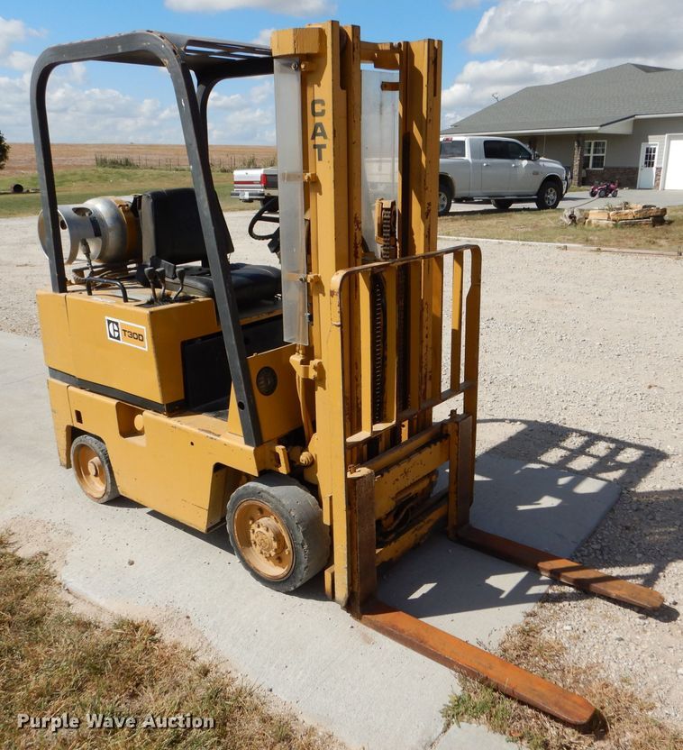 Caterpillar T30D forklift in Beloit, KS | Item FJ9755 sold | Purple Wave