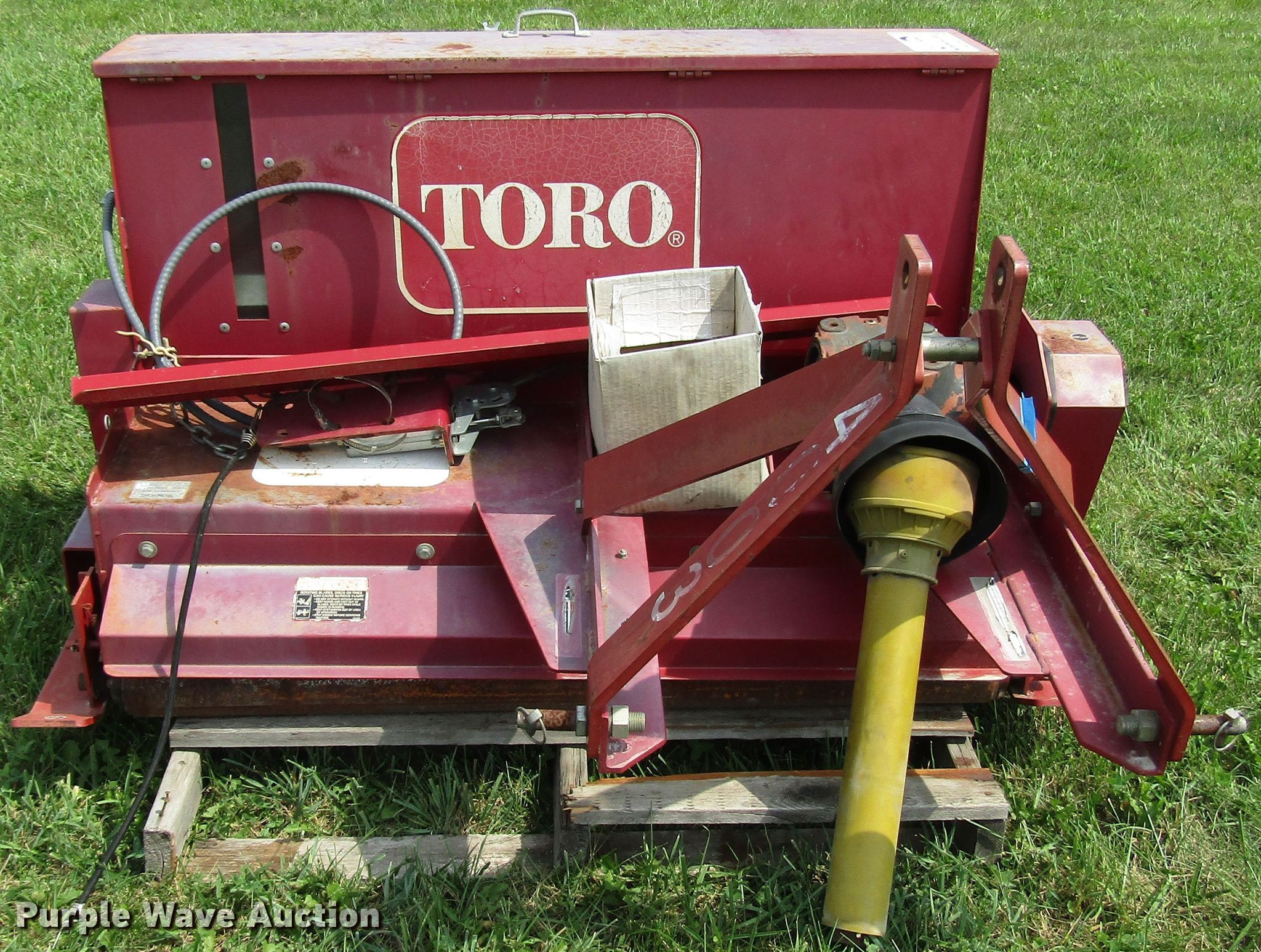 Toro Aerothatch 83 seeder in Clinton, IL | Item DG8139 sold | Purple Wave