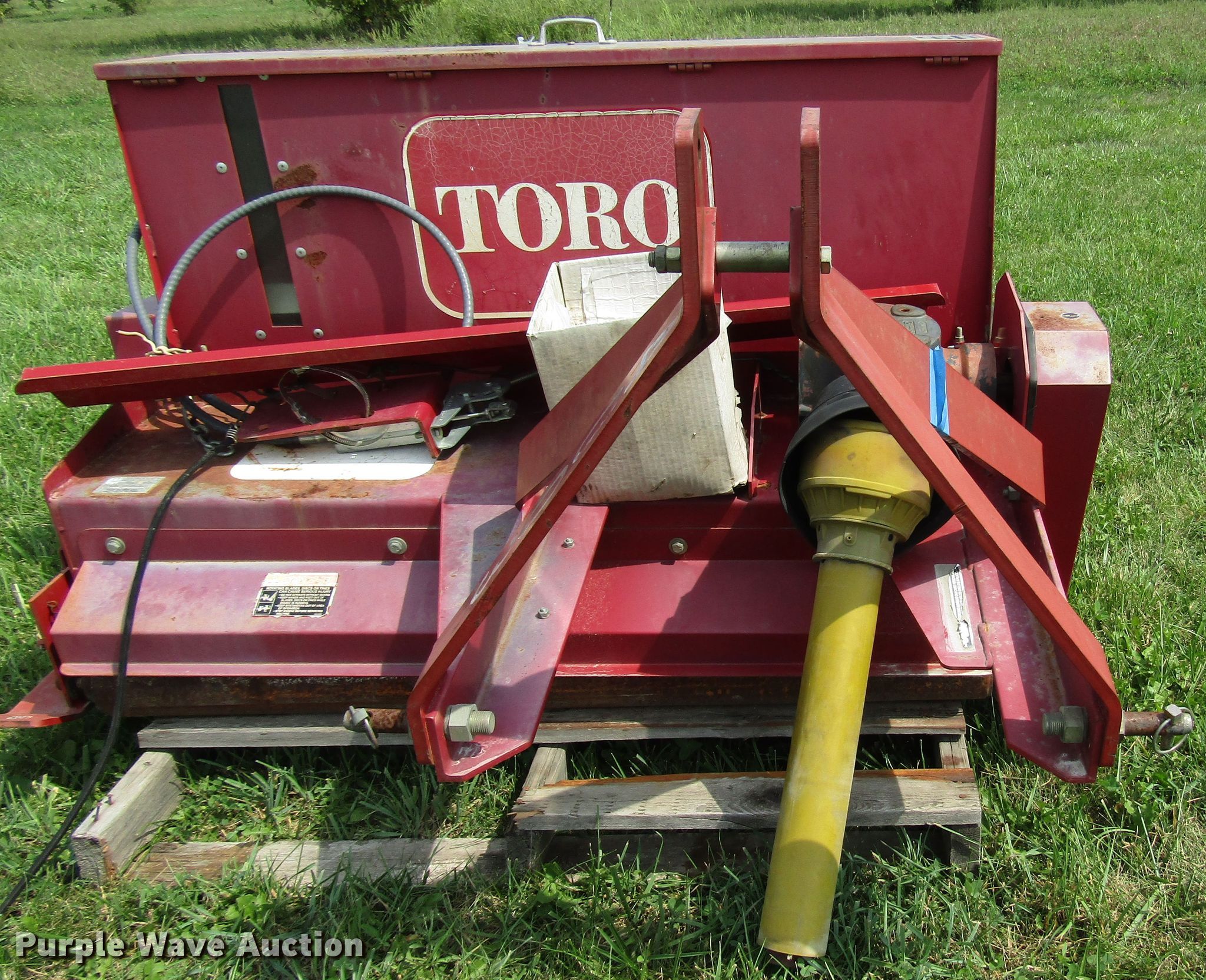 Toro Aerothatch 83 seeder in Clinton, IL | Item DG8139 sold | Purple Wave