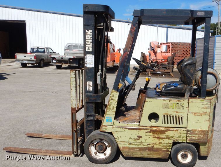 Clark GCS15 forklift in Caney, KS | Item EY9266 sold | Purple Wave