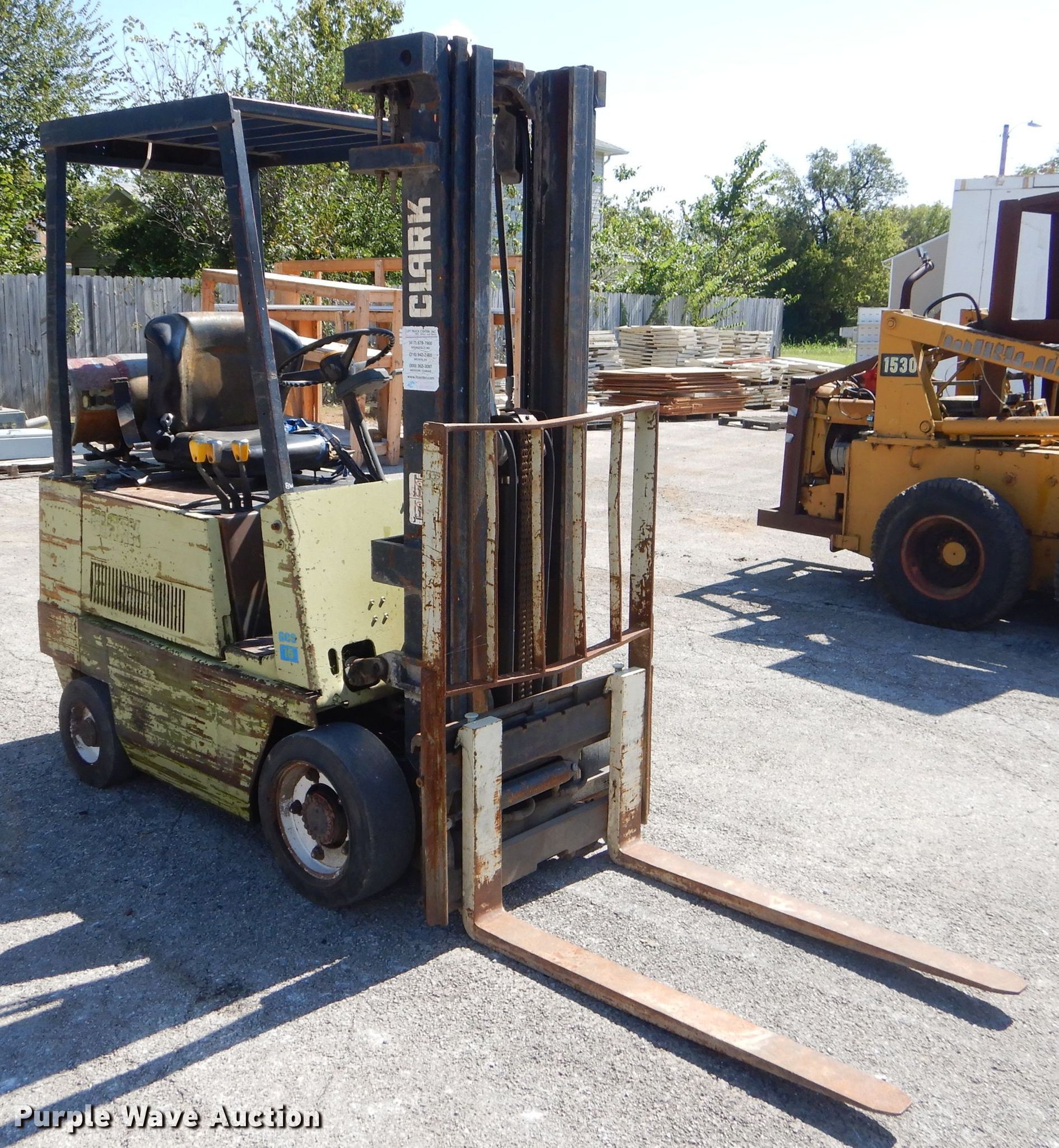 Clark GCS15 forklift in Caney, KS | Item EY9266 sold | Purple Wave