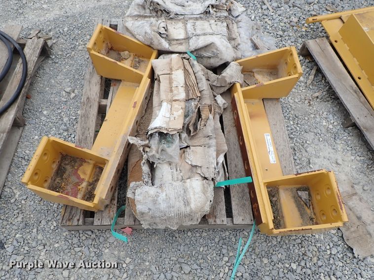 (2) Caterpillar D6 dozer winch brackets in Wichita, KS | Item GA9779 ...