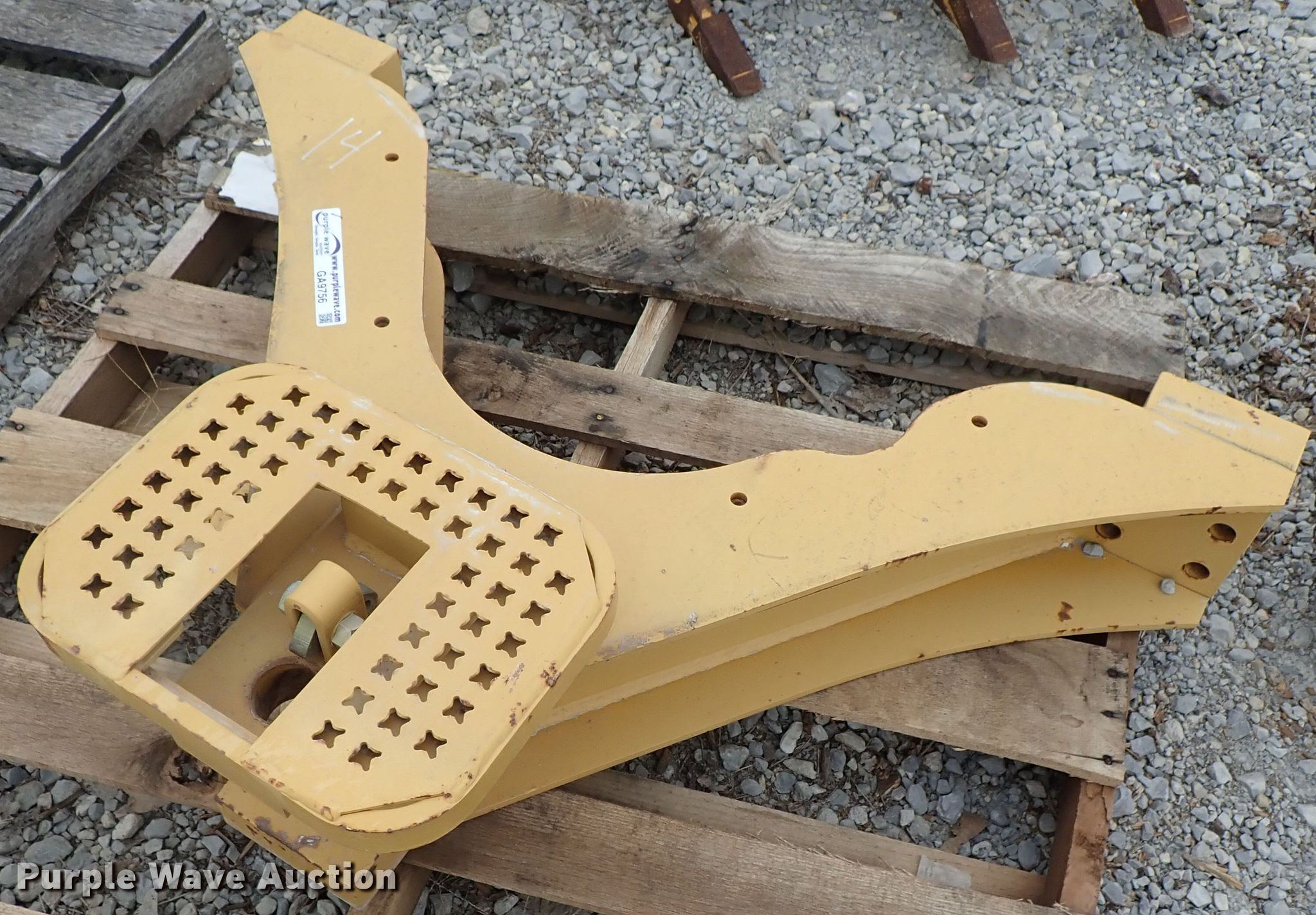 Caterpillar dozer draw bar in Wichita, KS | Item GA9756 sold | Purple Wave