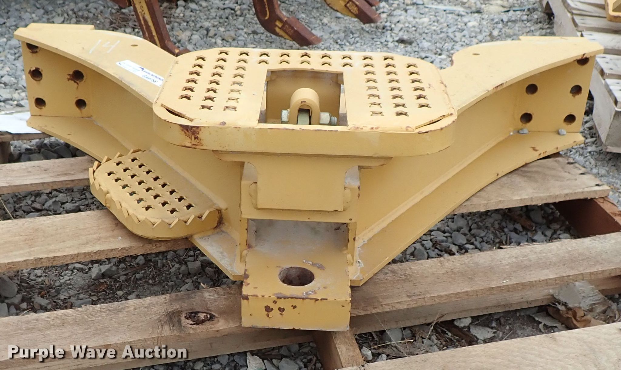 Caterpillar dozer draw bar in Wichita, KS | Item GA9756 sold | Purple Wave