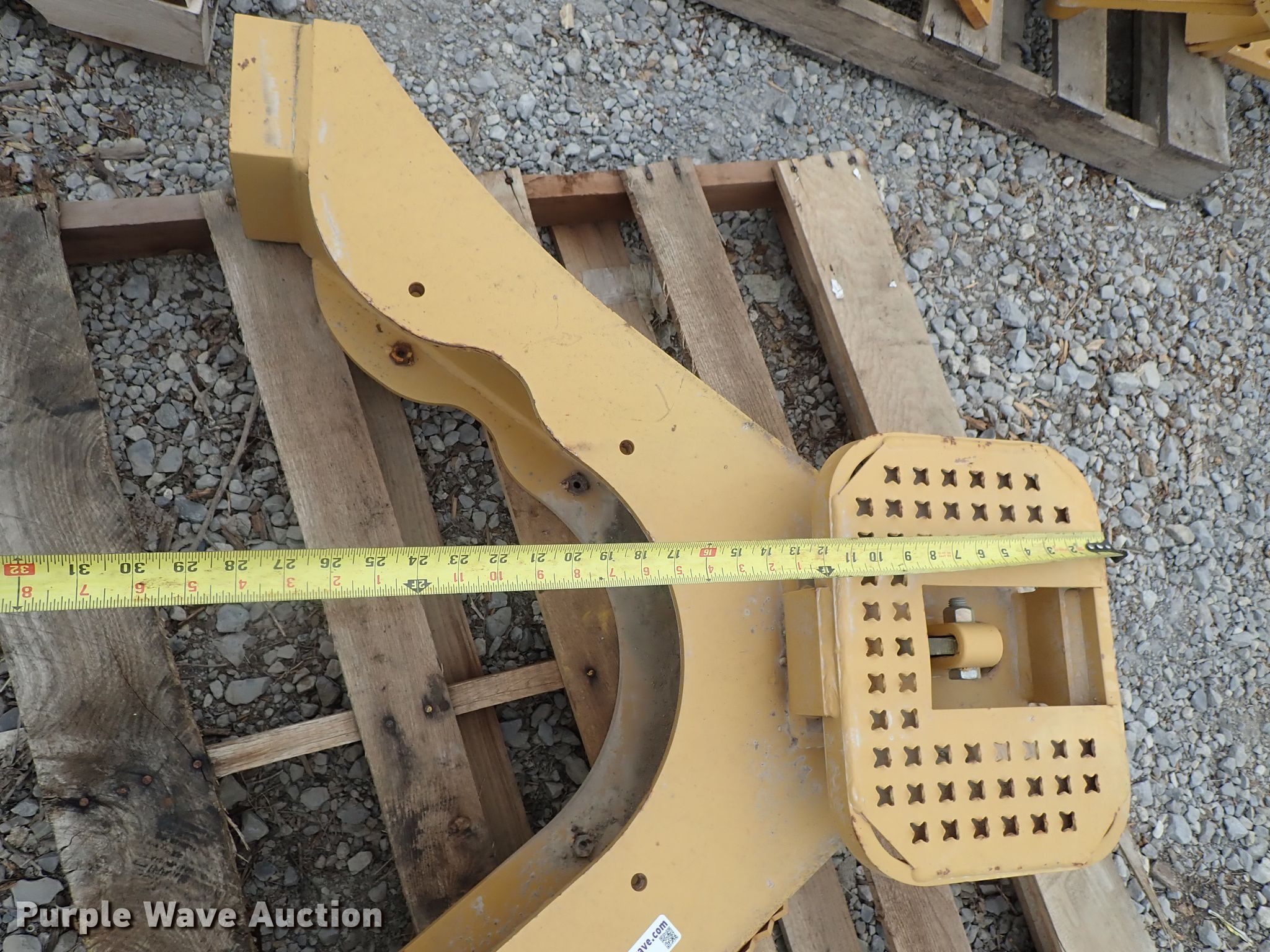 Caterpillar dozer draw bar in Wichita, KS | Item GA9756 sold | Purple Wave