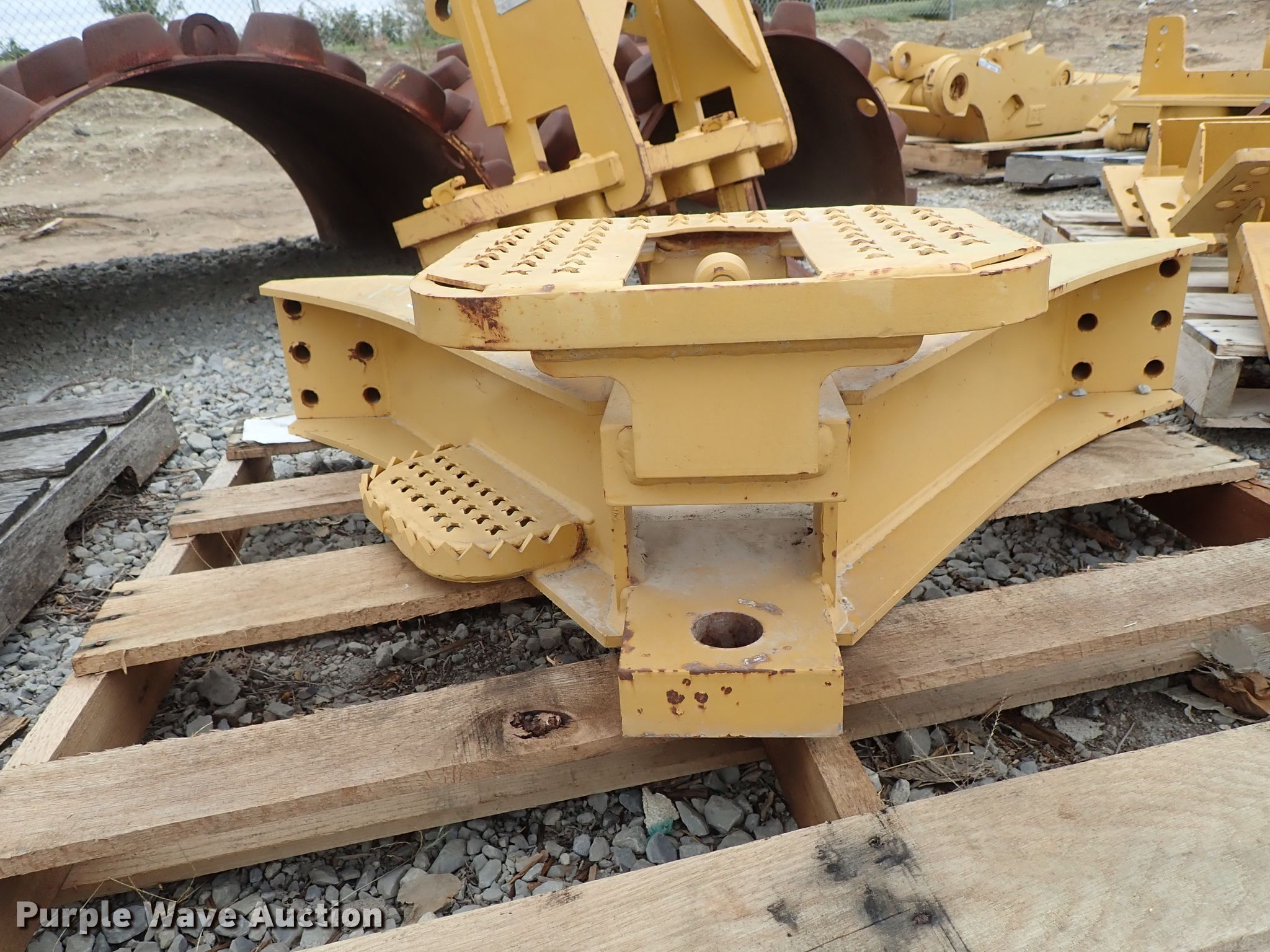 Caterpillar dozer draw bar in Wichita, KS | Item GA9756 sold | Purple Wave