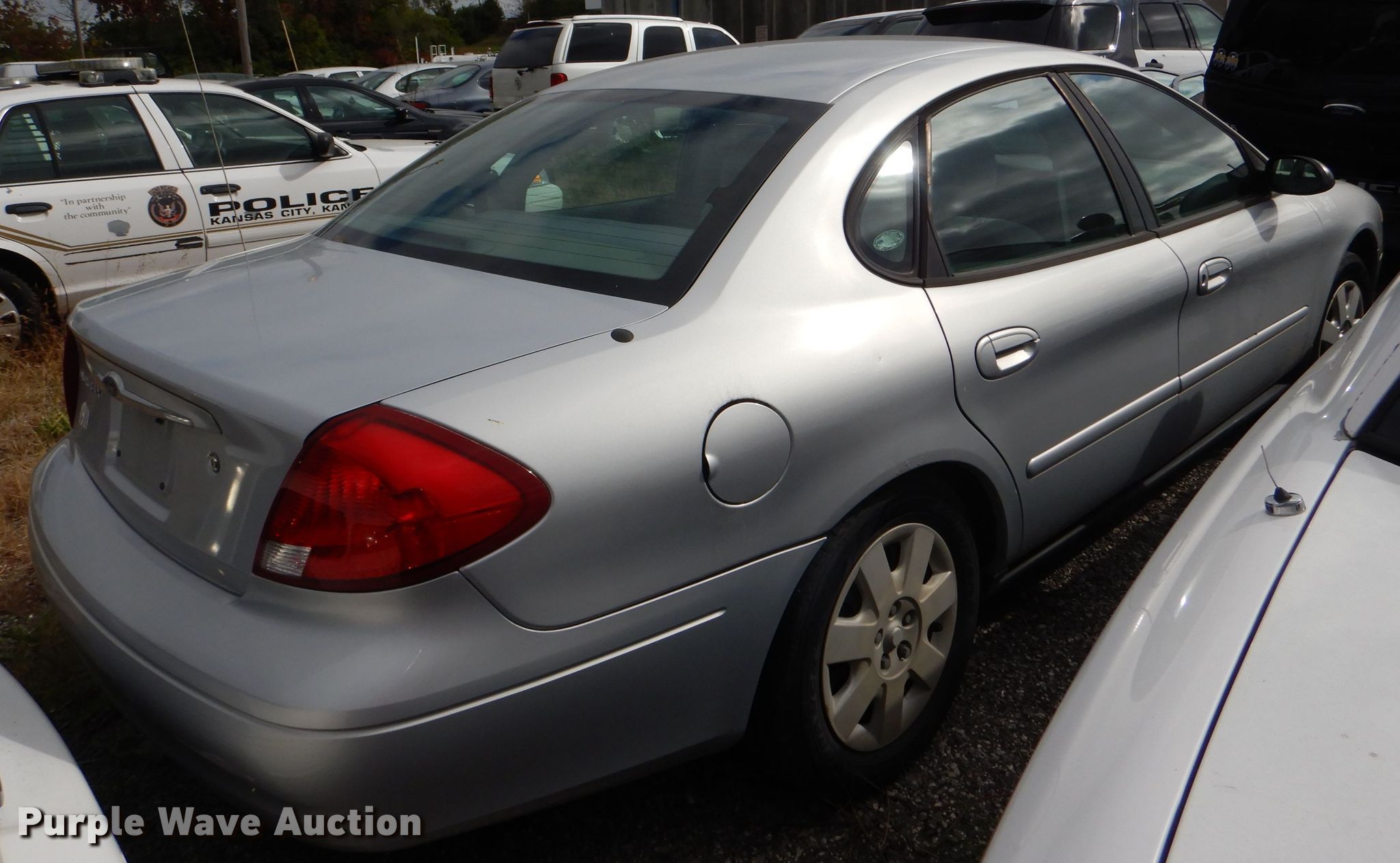 2002 Ford Taurus in Kansas City, KS | Item DI2654 sold | Purple Wave