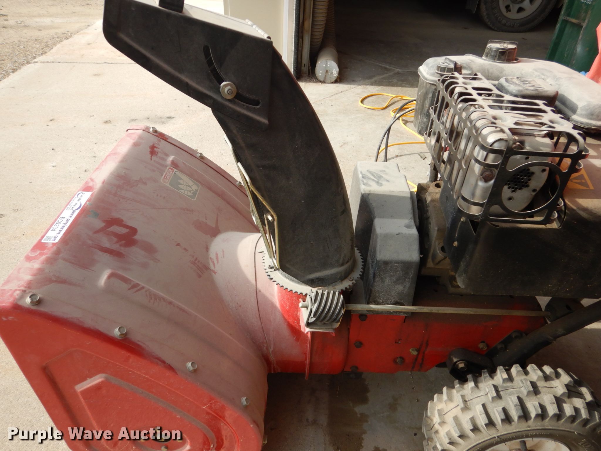 Toro 38547 snow blower in Hampton, IA | Item EC9234 sold | Purple Wave