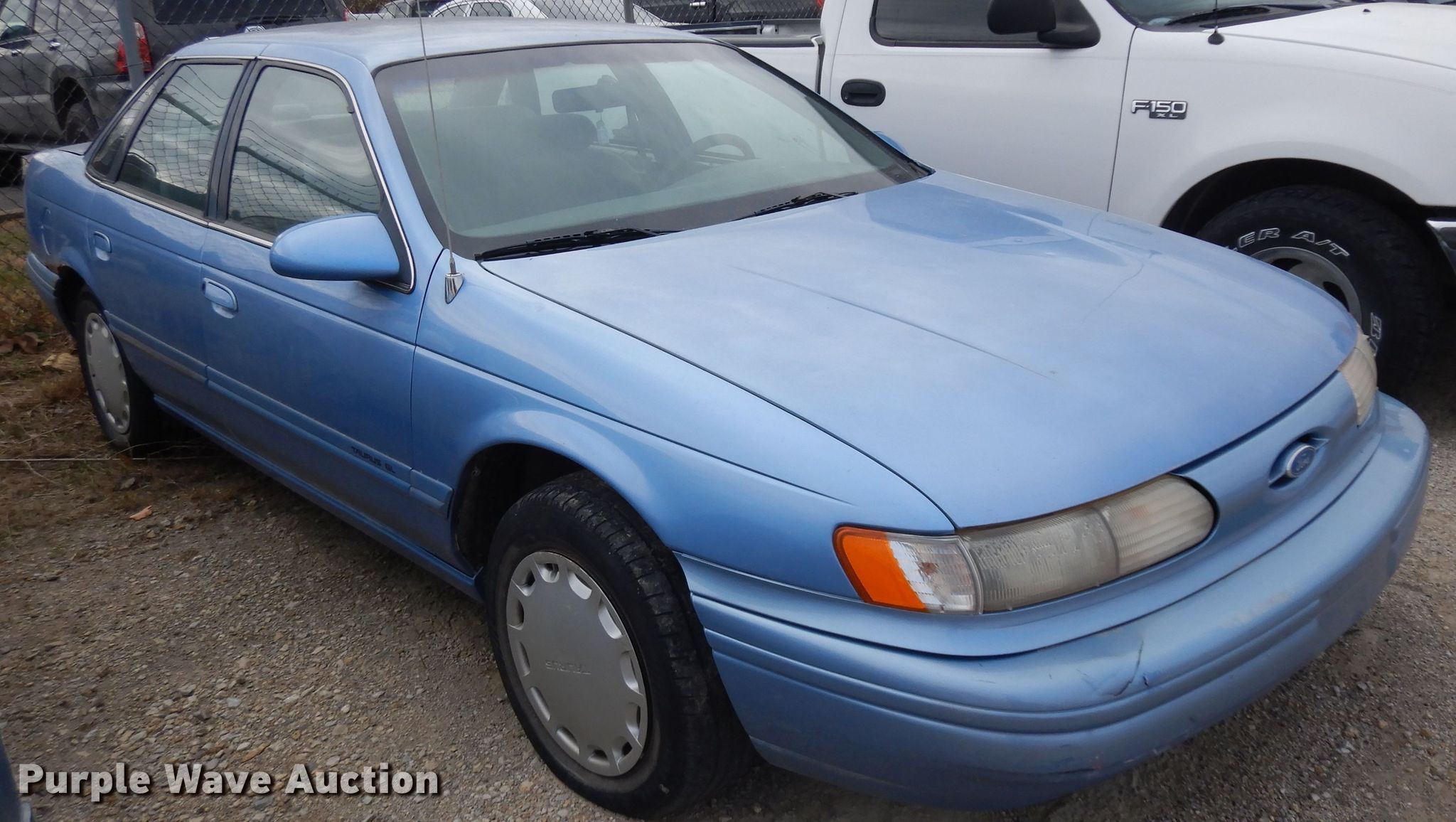1995 Ford Taurus in Chanute, KS | Item GJ9113 sold | Purple Wave