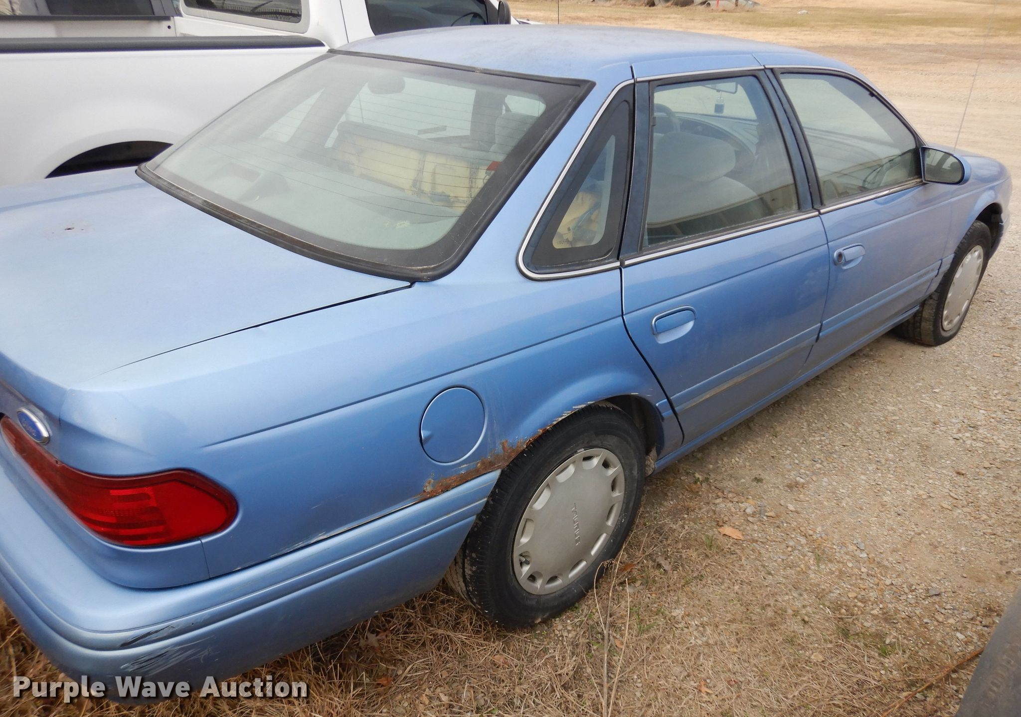 1995 Ford Taurus in Chanute, KS | Item GJ9113 sold | Purple Wave