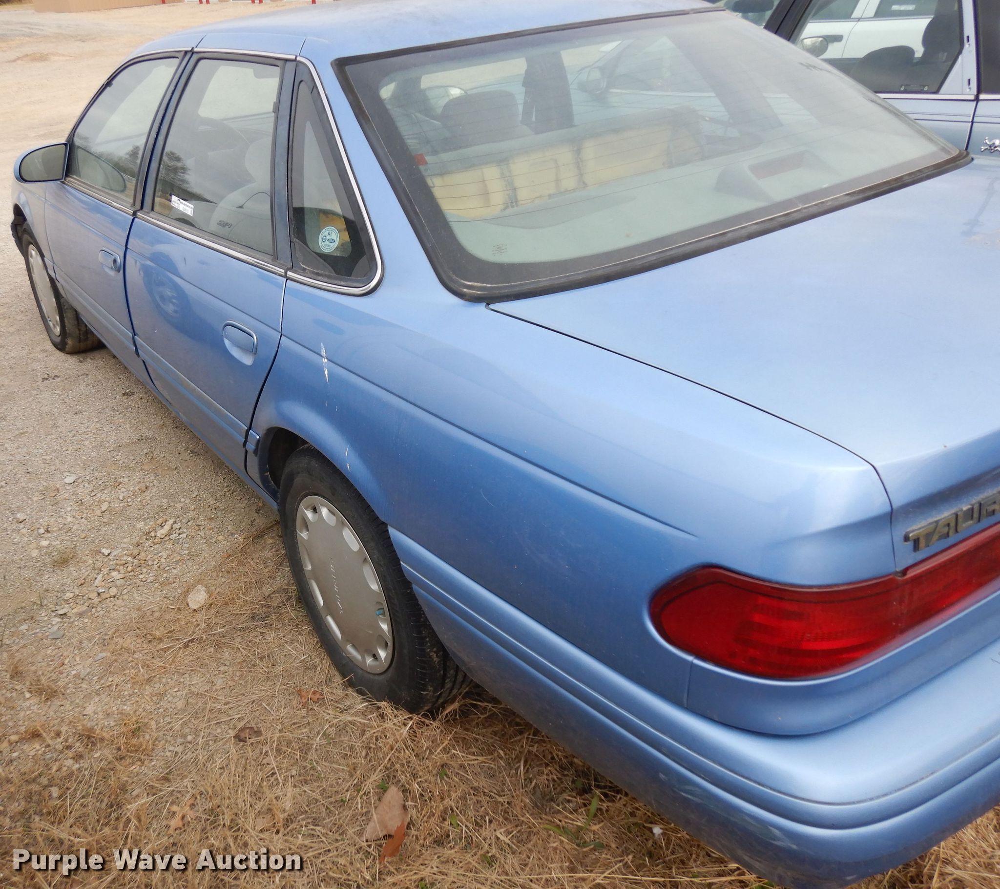 1995 Ford Taurus in Chanute, KS | Item GJ9113 sold | Purple Wave