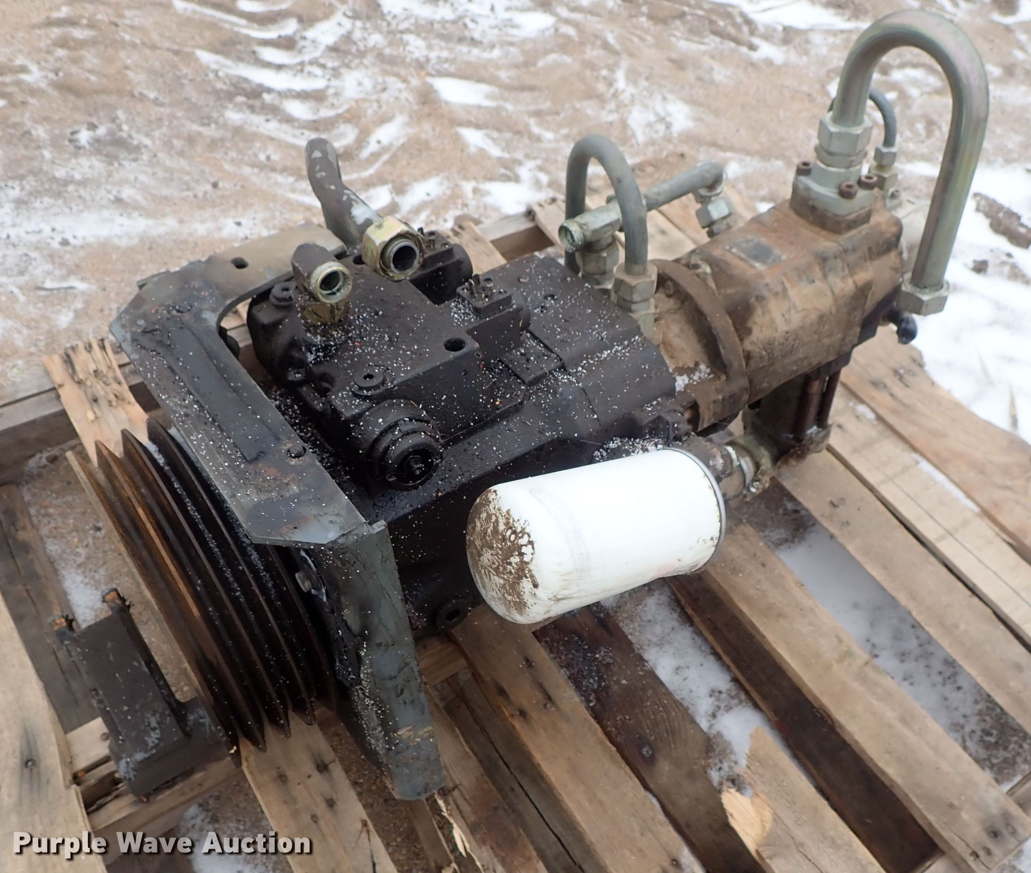 Hydraulic drive unit in Kinsley, KS | Item GF9718 sold | Purple Wave