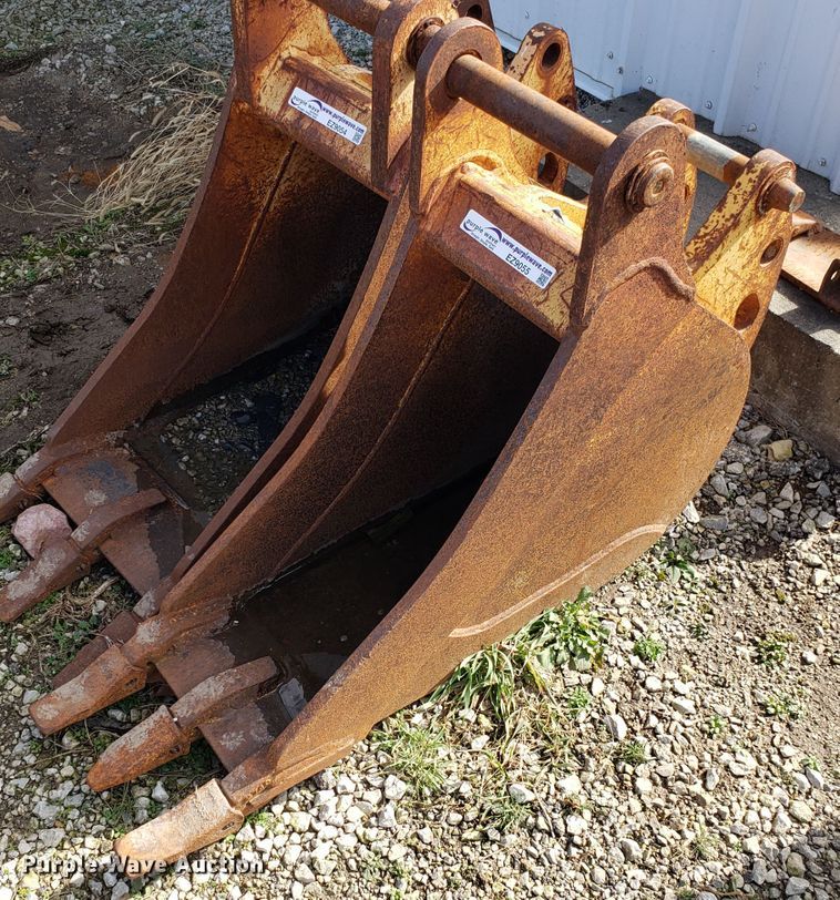 Woods 12"W backhoe bucket in Raymore, MO | Item EZ9055 sold | Purple Wave