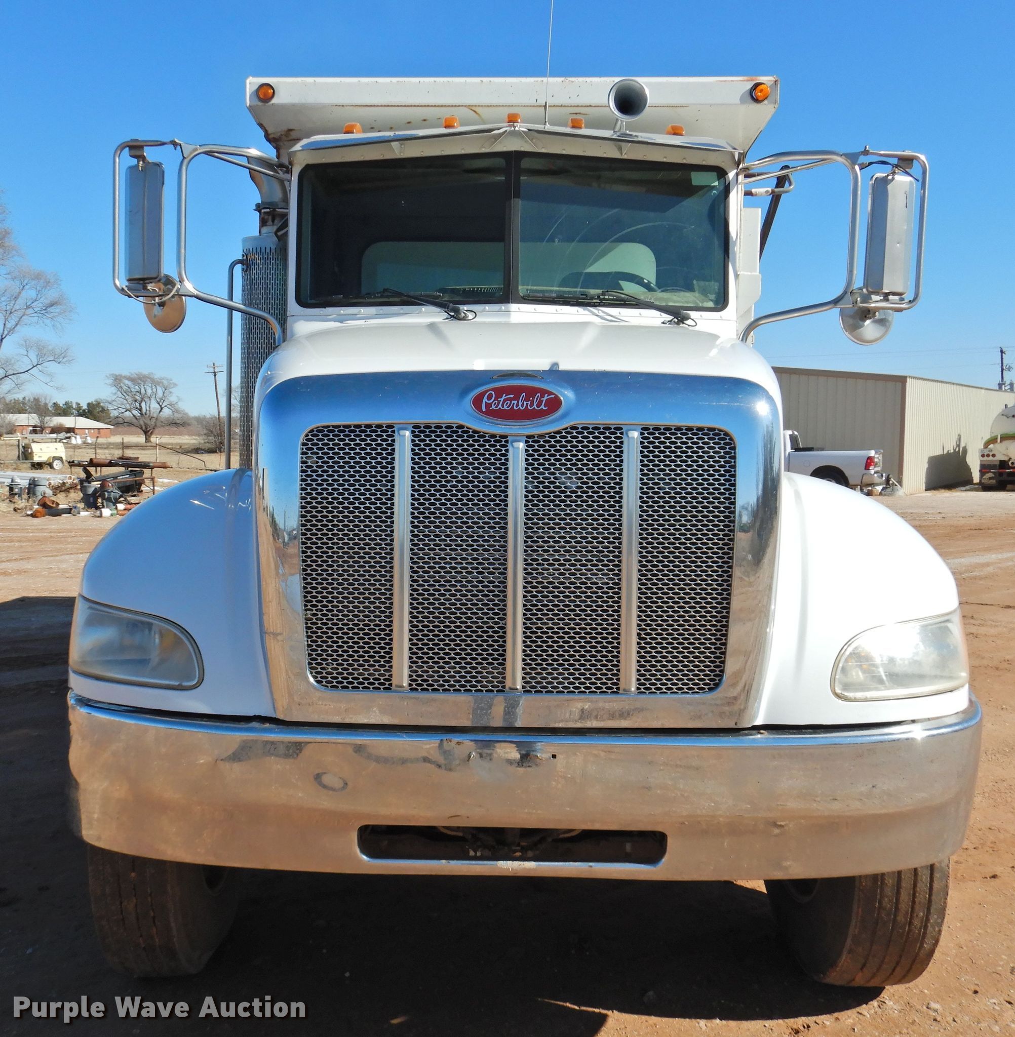 2005 Peterbilt 335 dump truck in Quail, TX | Item DI0023 sold | Purple Wave