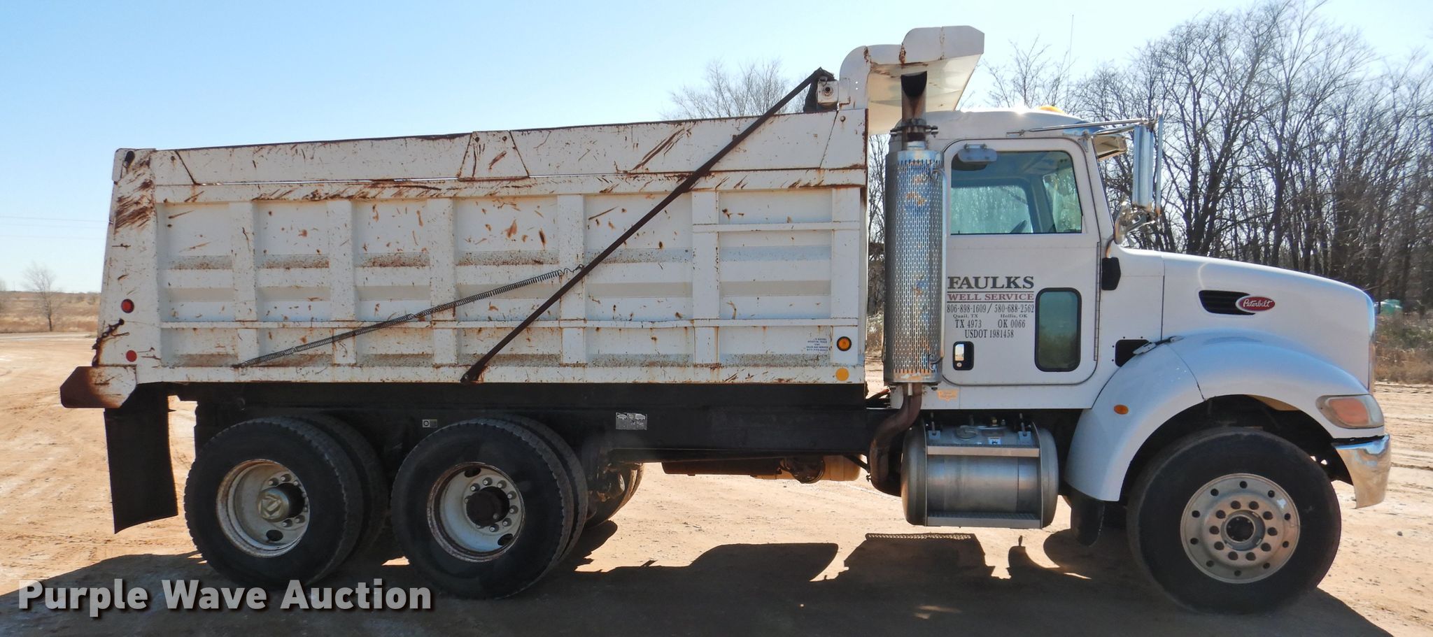 2005 Peterbilt 335 dump truck in Quail, TX | Item DI0023 sold | Purple Wave