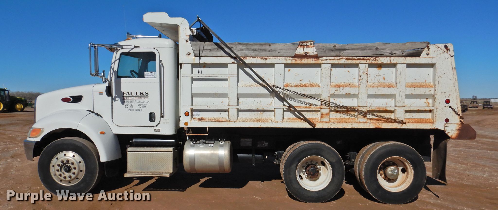 2005 Peterbilt 335 dump truck in Quail, TX | Item DI0023 sold | Purple Wave