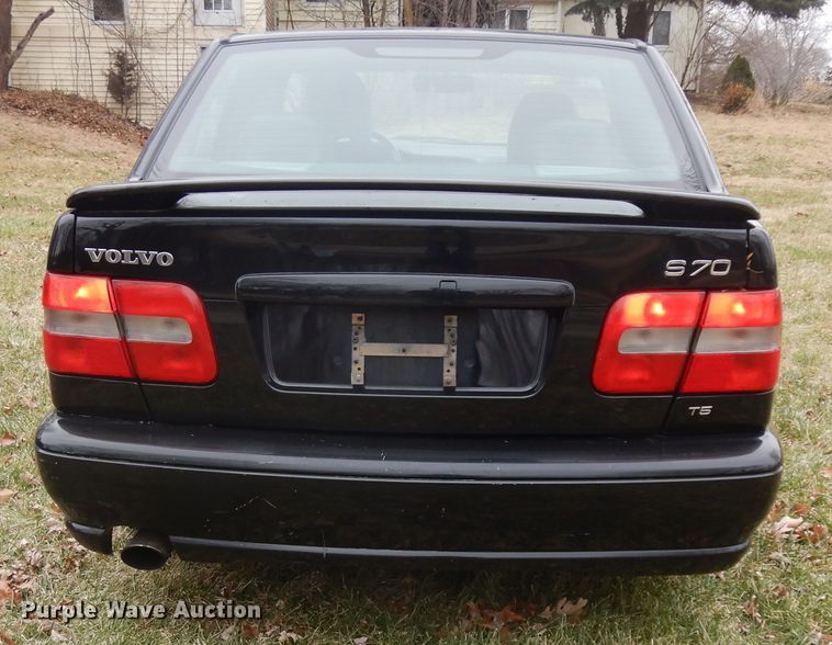 1999 Volvo S70 T5 in Springfield, IL | Item DF6643 sold | Purple Wave