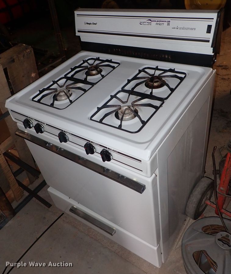 Magic Chef oven in Hutchinson, KS | Item FF9377 sold | Purple Wave