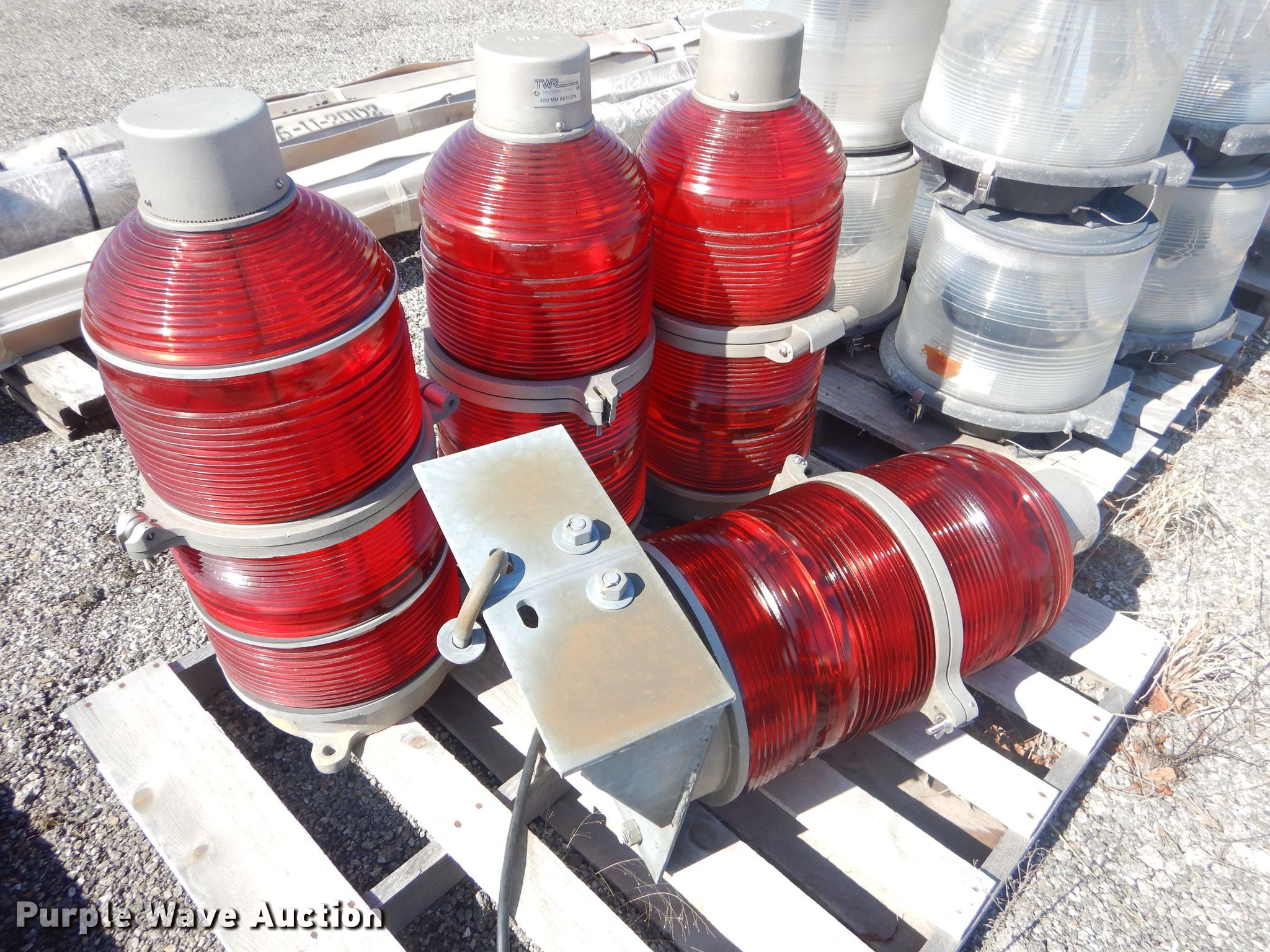 (17) radio tower beacon lights in Chanute, KS | Item GG9653 sold ...