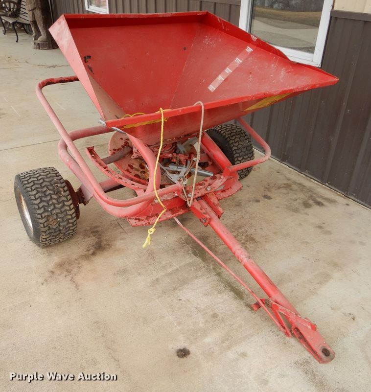 Lely spreader in Stilwell, KS | Item DH4401 sold | Purple Wave